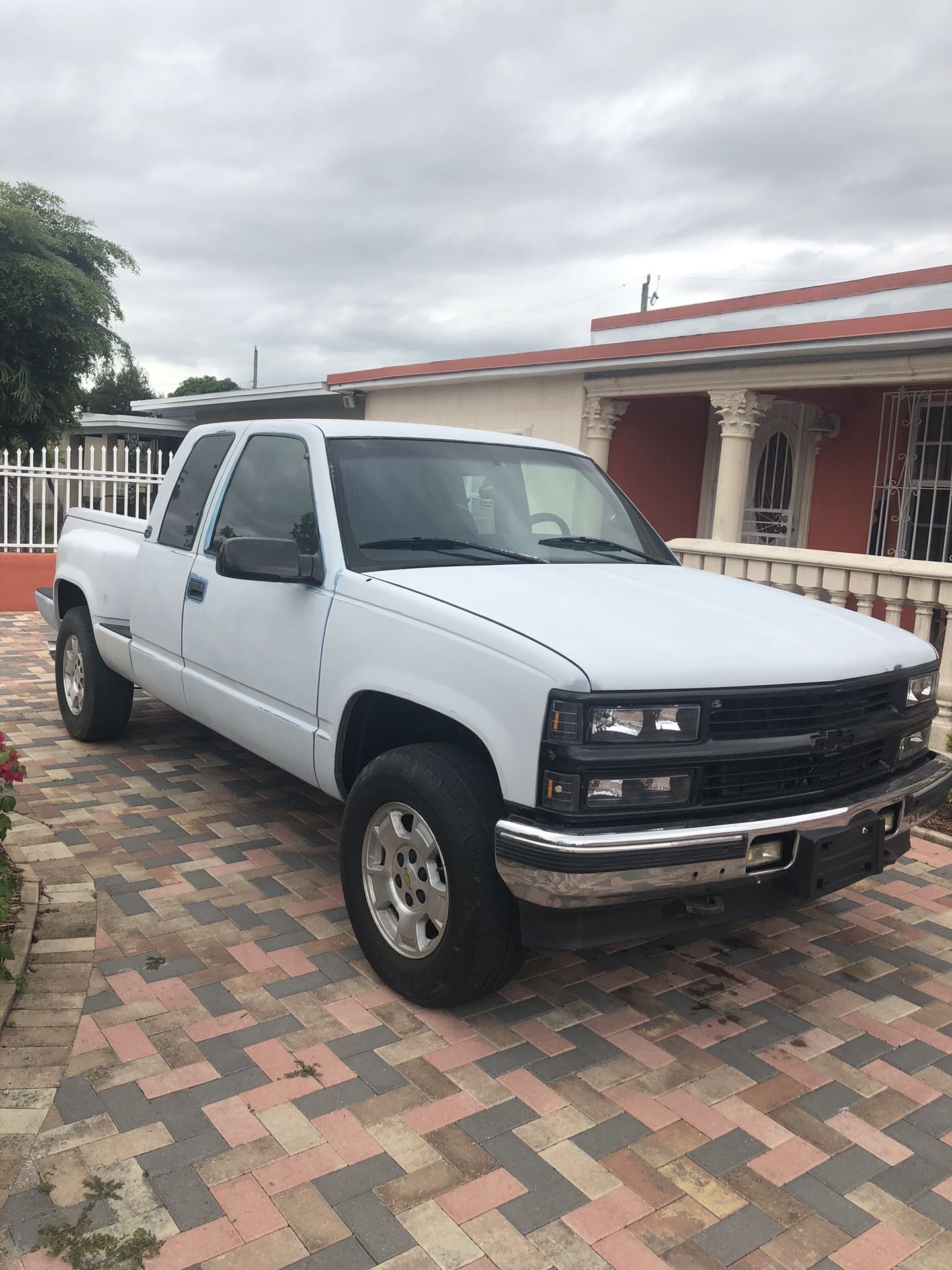 1995 gmc k1500 6.5 diesel 4x4 stepside for Sale in Miami, FL - OfferUp