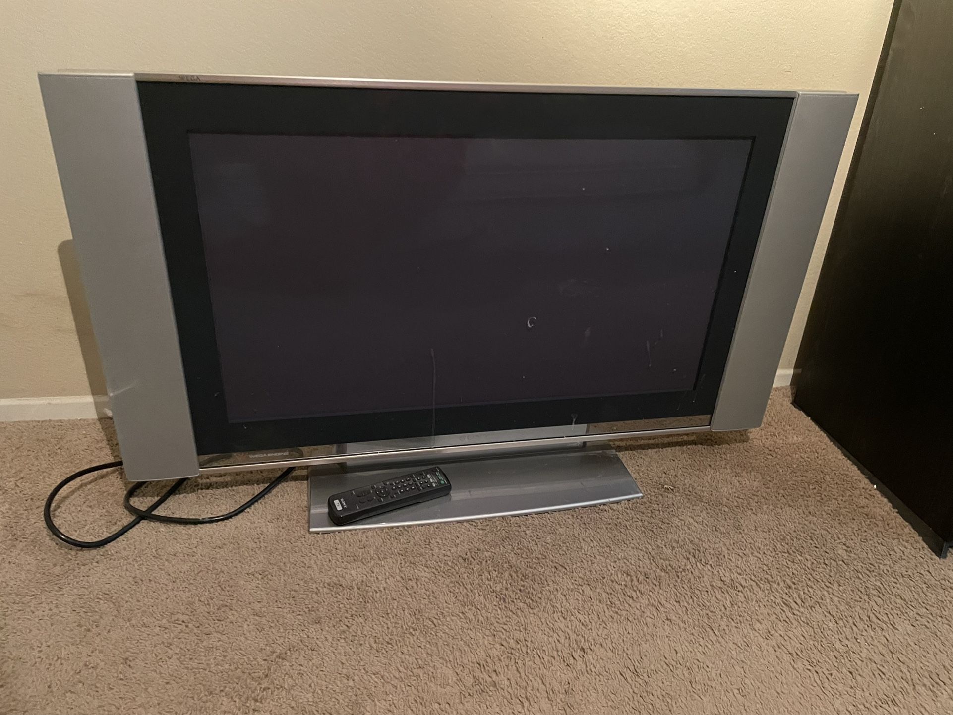 Old 47” Sony TV Flat. Good Color And Sound. Heavy for Sale in Moreno ...