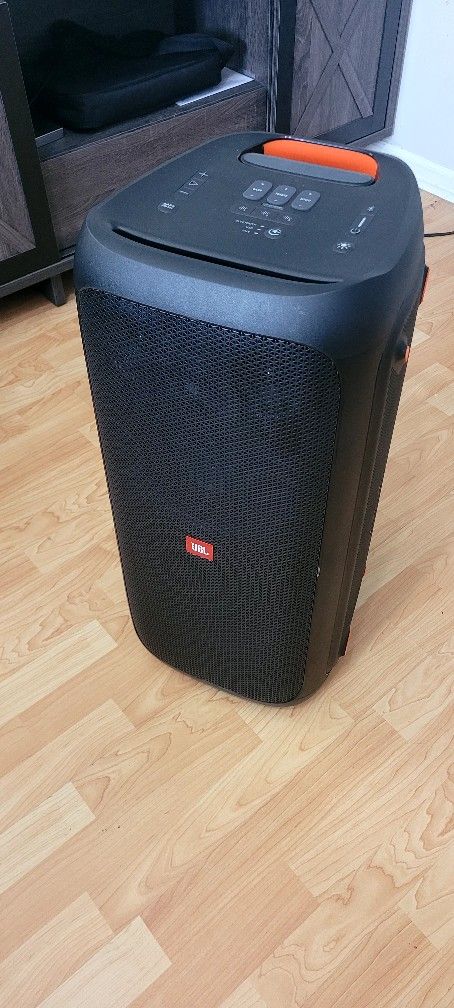 JBL 310 SPEAKER Rechargable for Sale in Los Angeles, CA - OfferUp