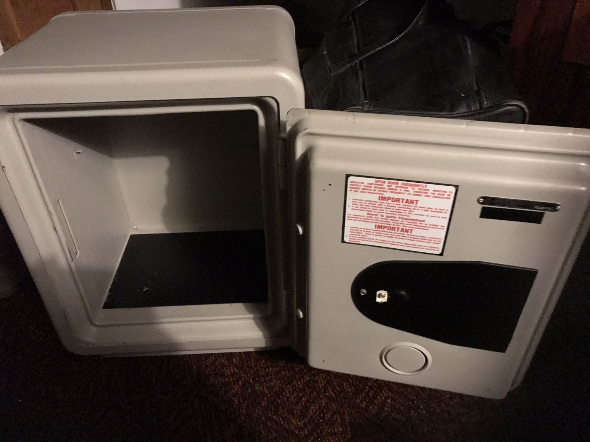 Sentry Valueguard 1310 Safe $35.00 for Sale in Silverdale, WA - OfferUp