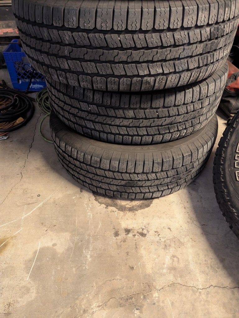 Used Tires 265 70 17 Goodyear Wangler for Sale in Las Vegas, NV - OfferUp