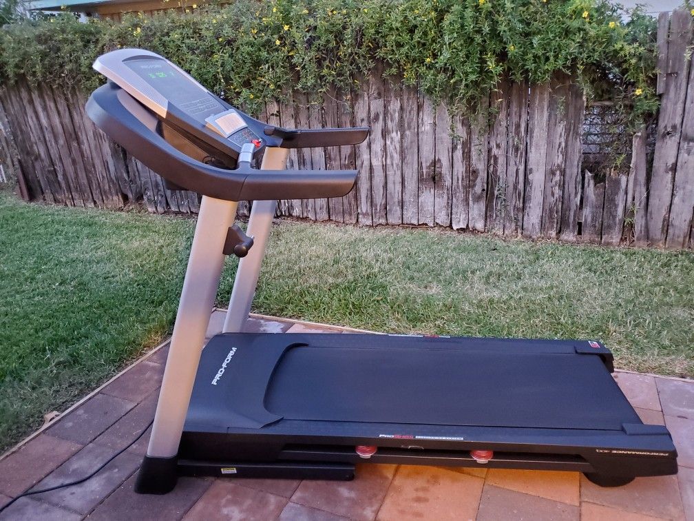 Proform Performance 400 Treadmill for Sale in Pasadena, TX - OfferUp