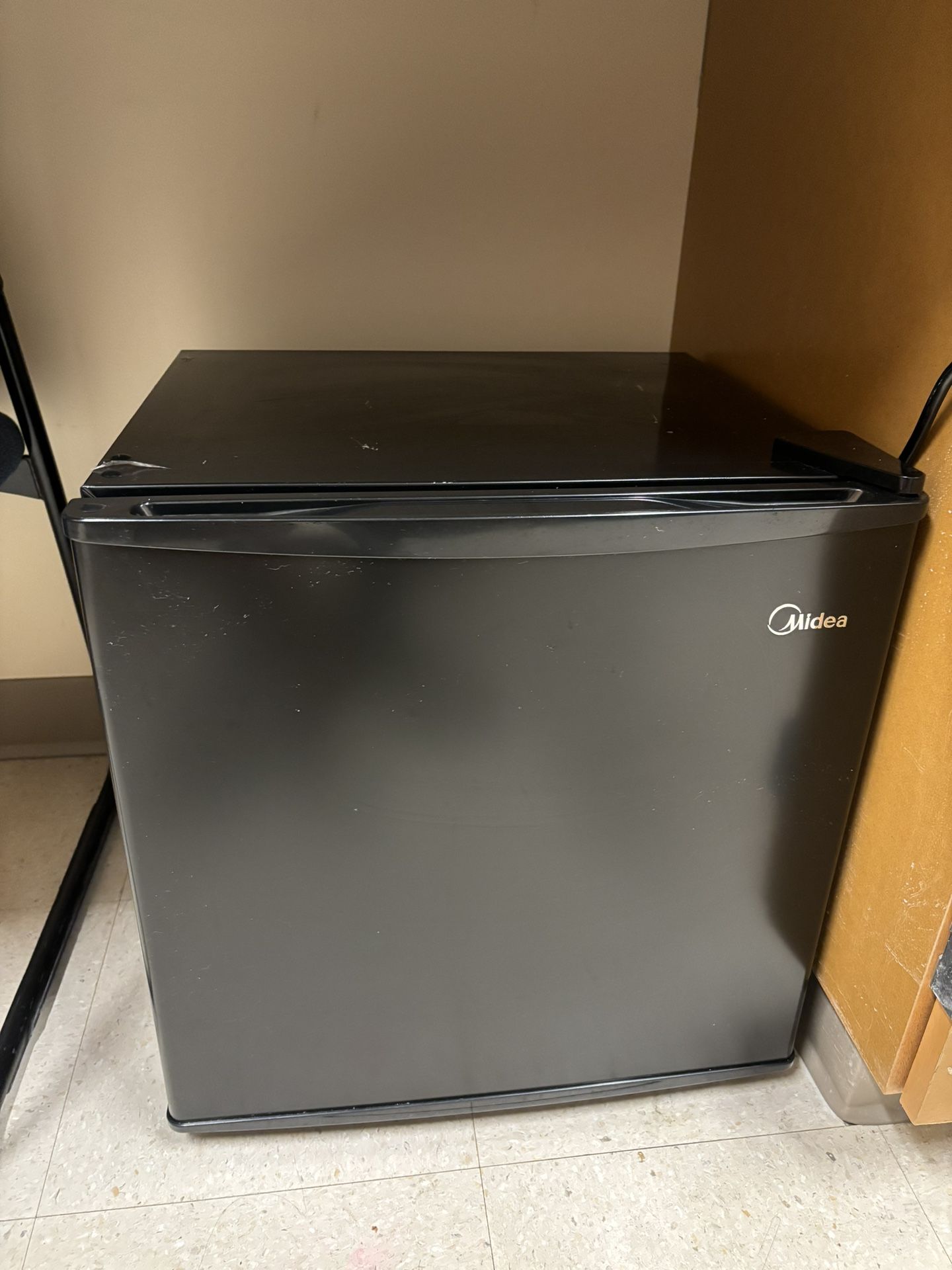 Midea Mini Fridge for Sale in Seattle, WA - OfferUp