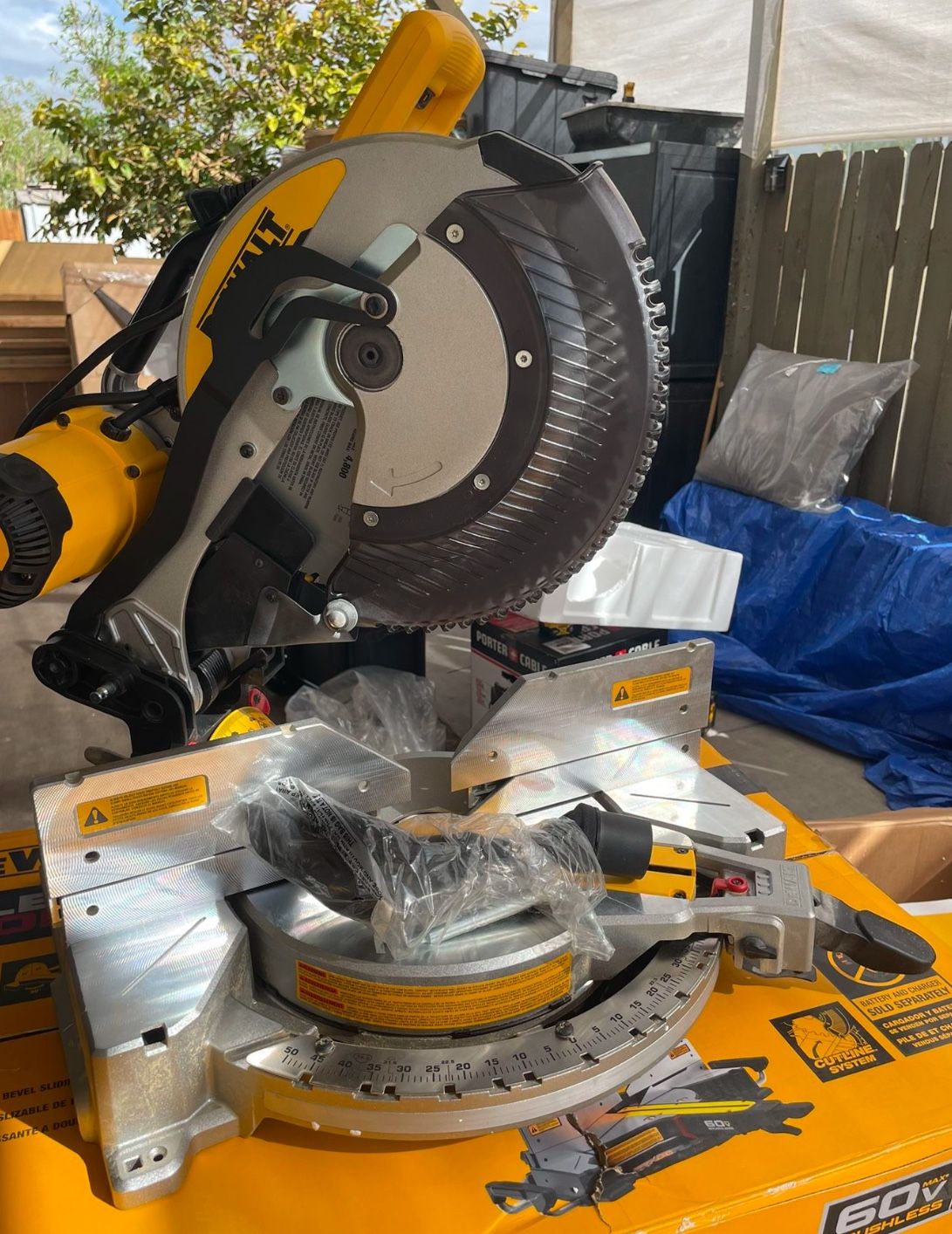 DEWALT 15 Amp Corded 12 in. Compound Double Bevel Miter Saw for Sale in Tempe, AZ - OfferUp