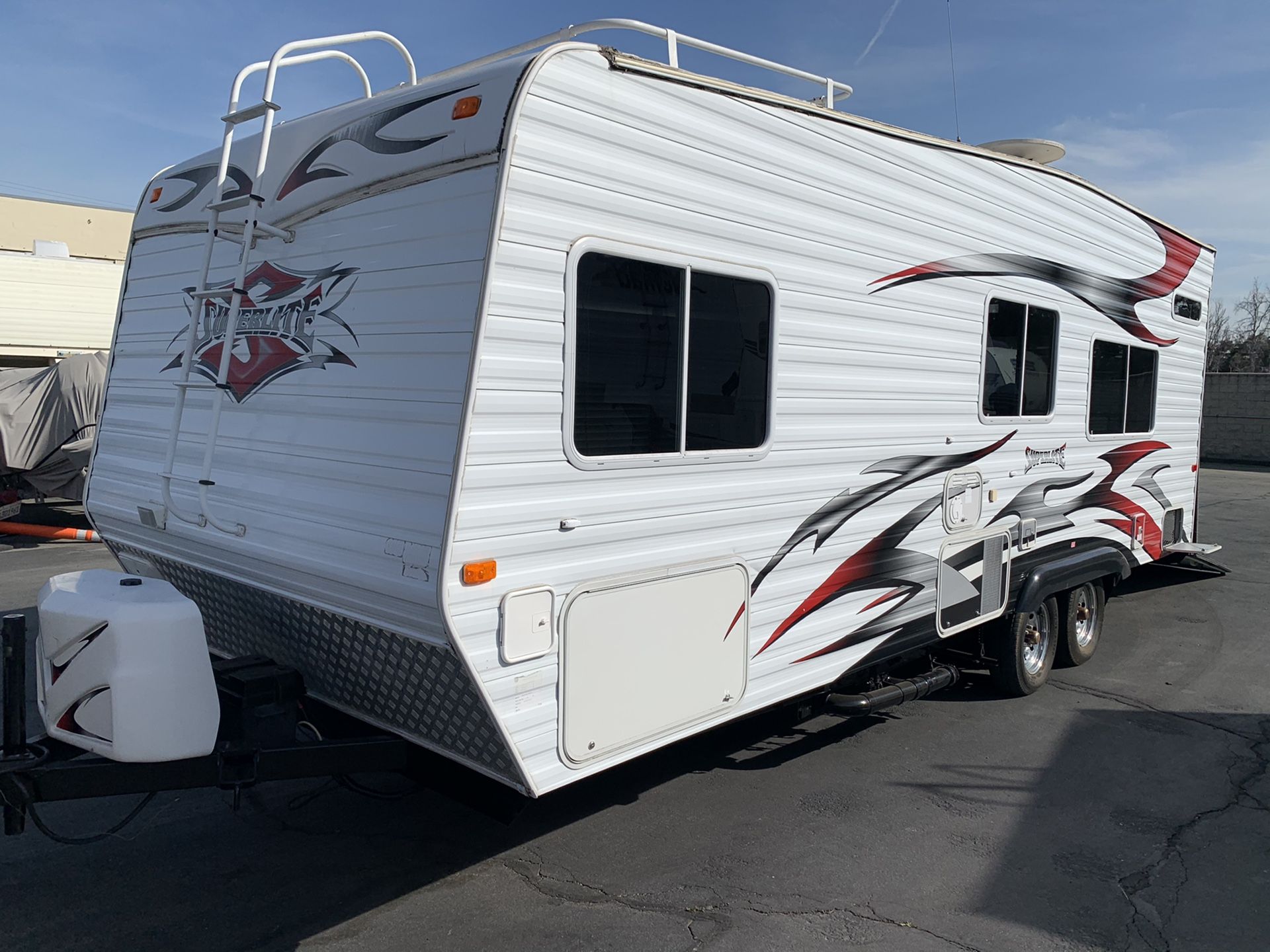 2007 Weekend Warrior SuperLite 23 Ft. Toy Hauler for Sale in Rancho Cucamonga, CA - OfferUp
