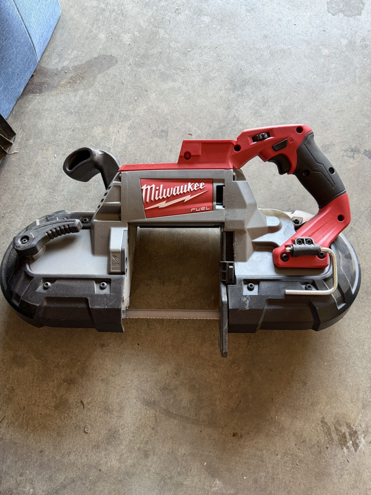 MILWAUKEE BAN SAW like new for Sale in Fresno, CA - OfferUp