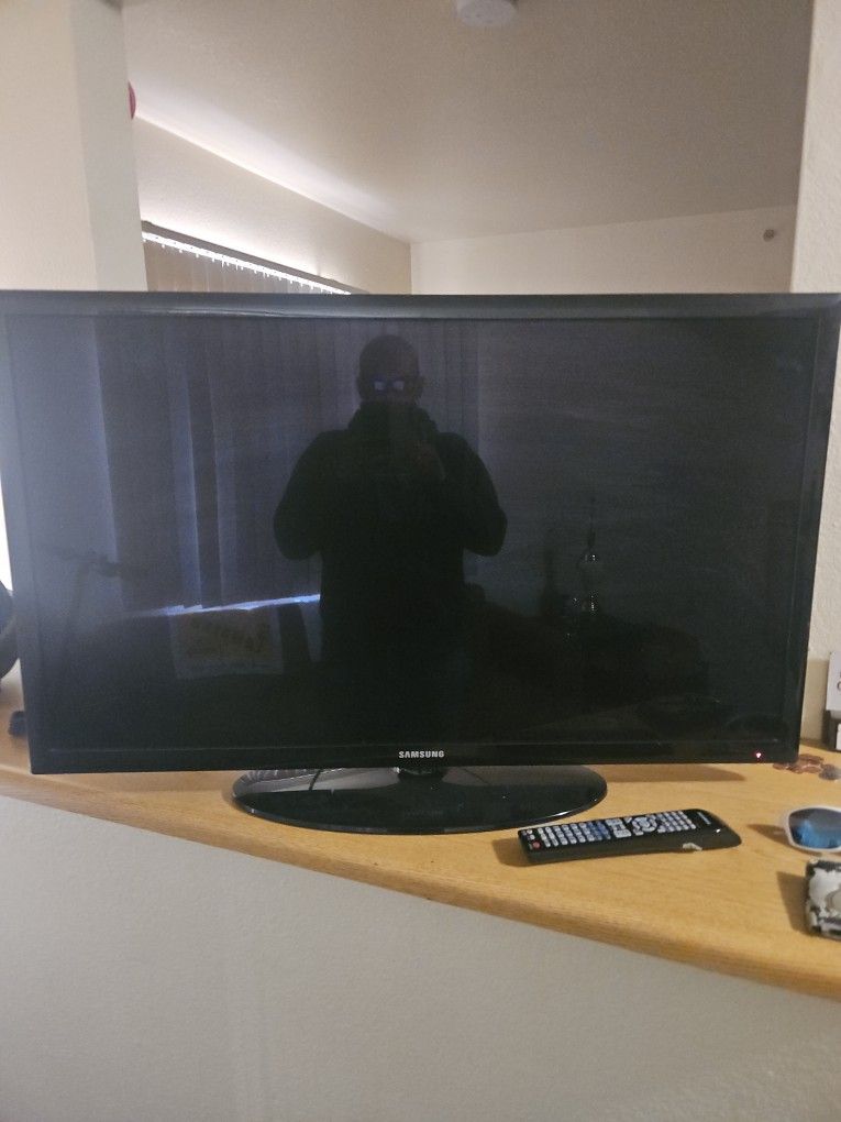 Samsung 40inch Flat Screen Tv With Remote Control And Base Not Smart Tv ...