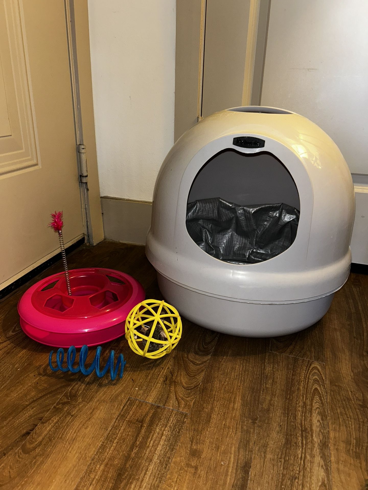 Petmate Booda Dome Litter Box + Toys for Sale in Richardson, TX - OfferUp