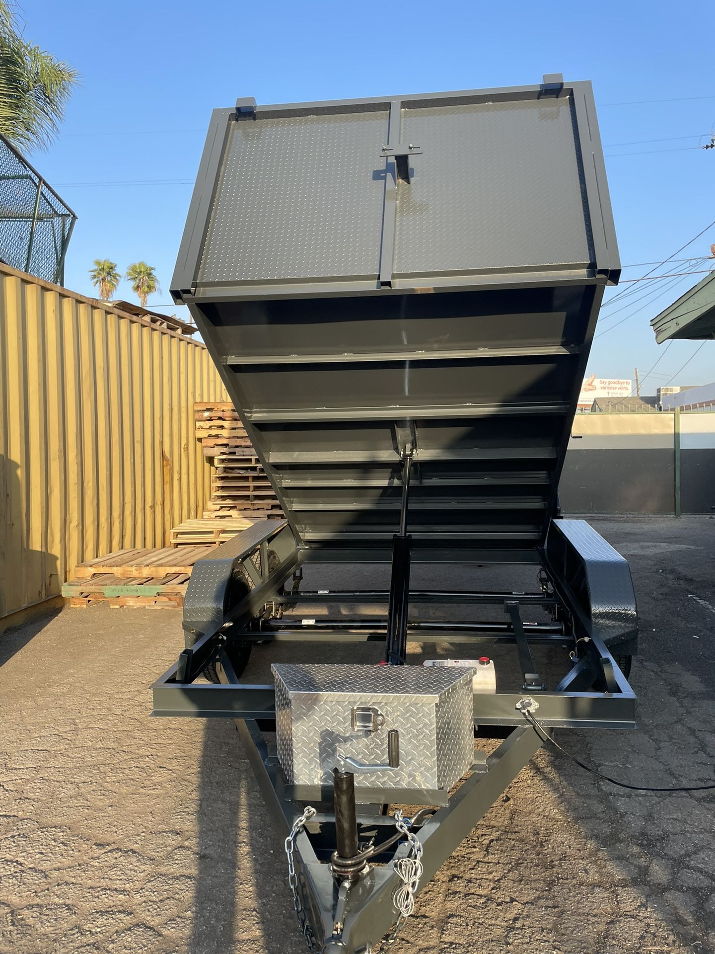 Hydraulic Dump Trailer for Sale in Moreno Valley, CA - OfferUp