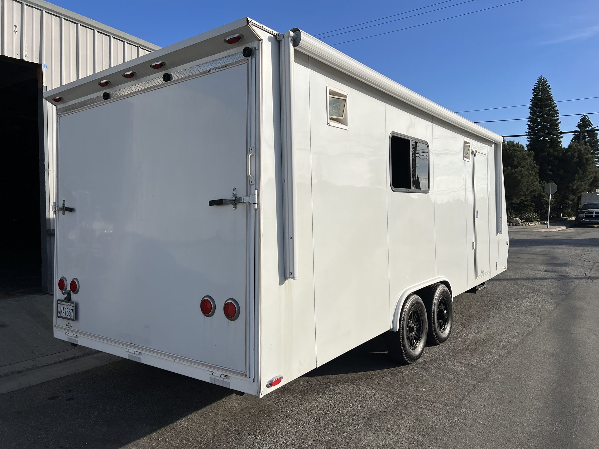 22’ Universal Enclosed Trailer for Sale in Long Beach, CA - OfferUp