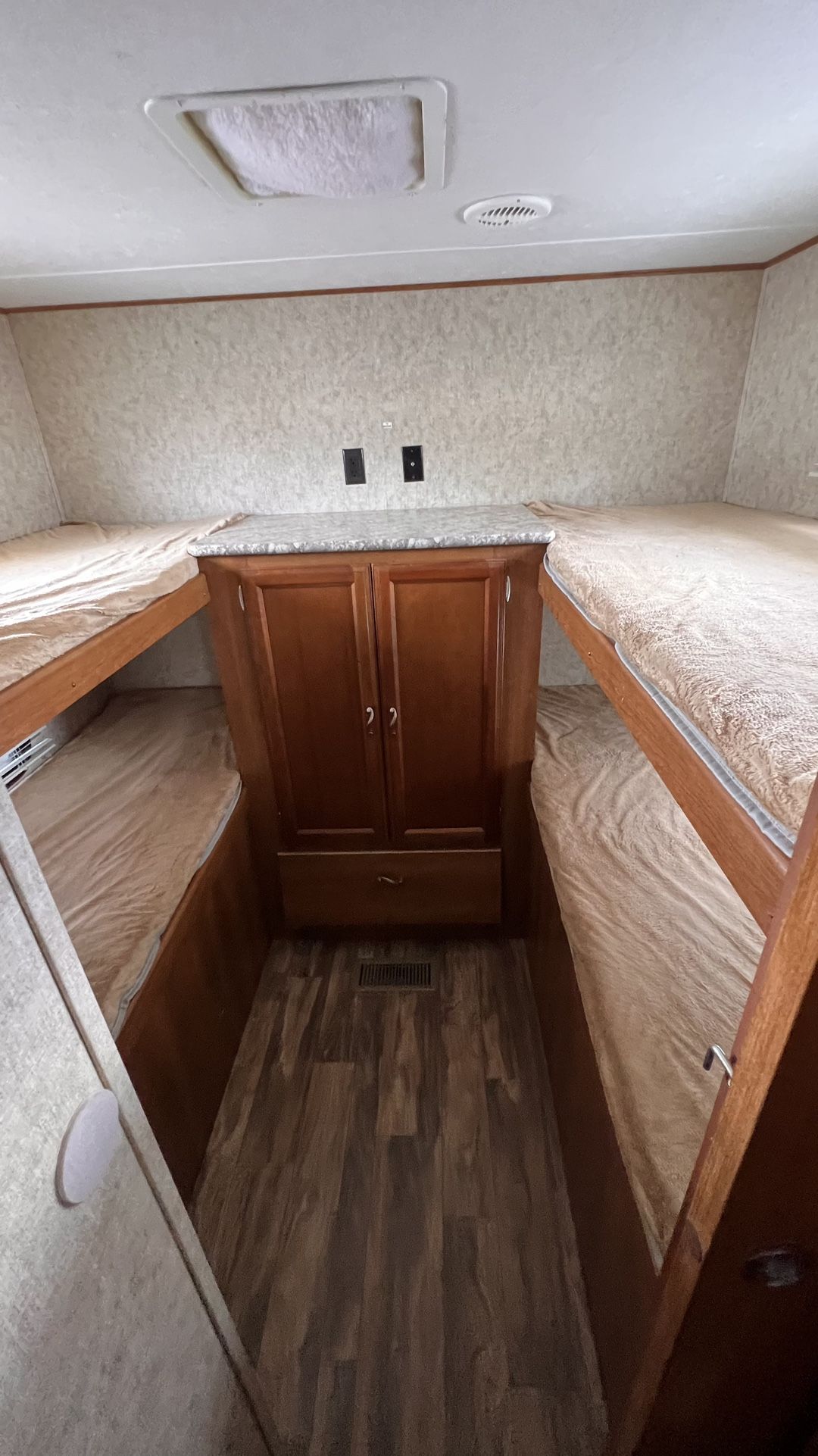 Rv Trailer Año 2017 De 30 Pies Ubicado 9850 Nw 27 Ave Miami Fl 33147 O ...