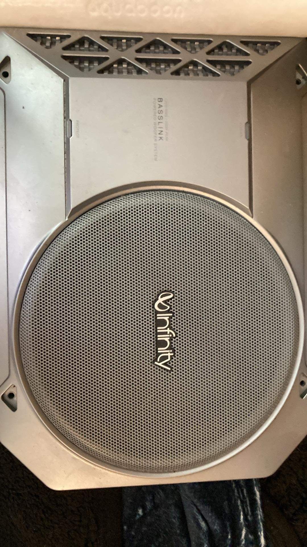 8in underseat sub/amp in one. (Car sub, infinity, pioneer, jbl, sony ...