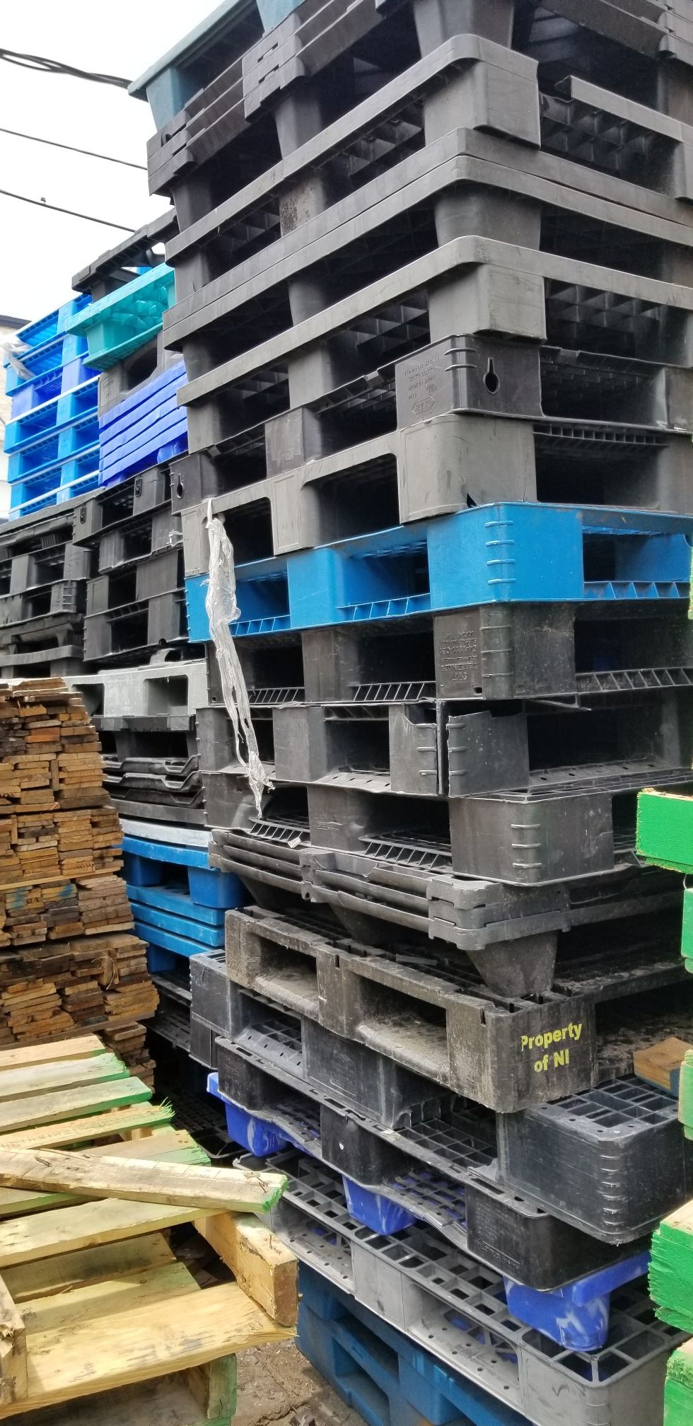 FREE PLASTIC PALLETS for Sale in Miami, FL - OfferUp