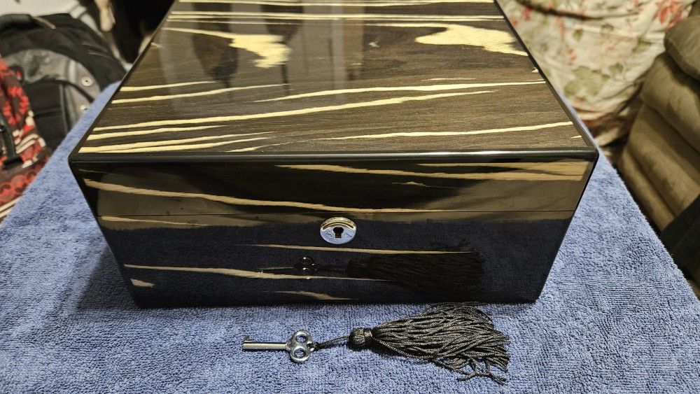 Diamond Crown 45 Ct Cigar Humidor for Sale in Visalia, CA - OfferUp