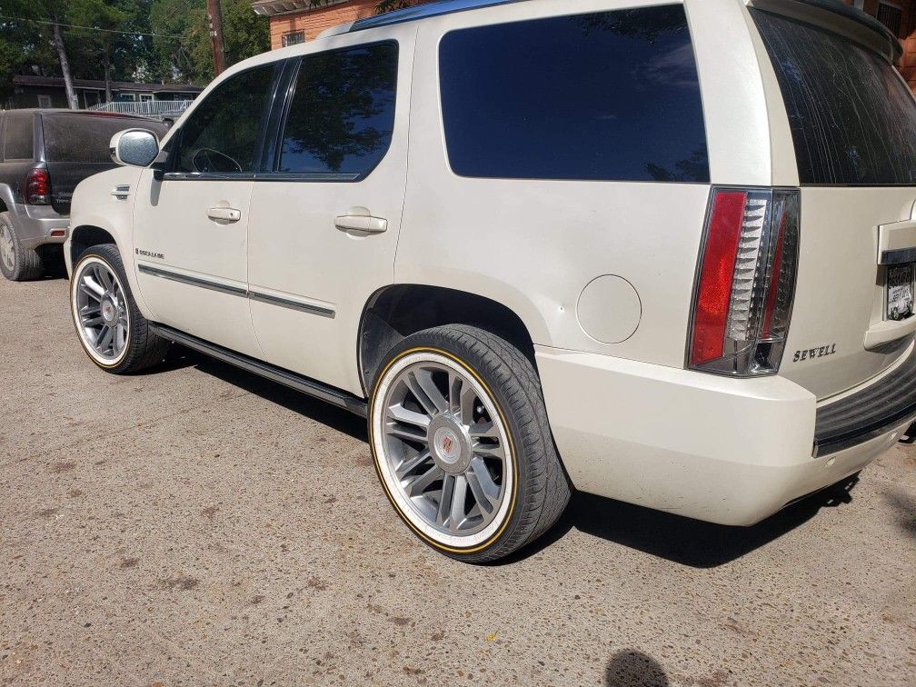 Cadillac Escalade Pearl White for Sale in Arlington, TX - OfferUp