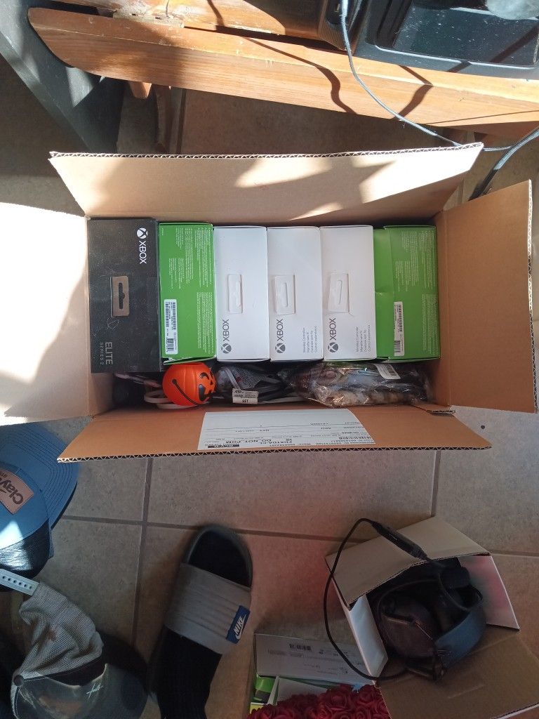One Xbox Elite Controller. 50$ Left Analog Stick Is Broken for Sale in ...