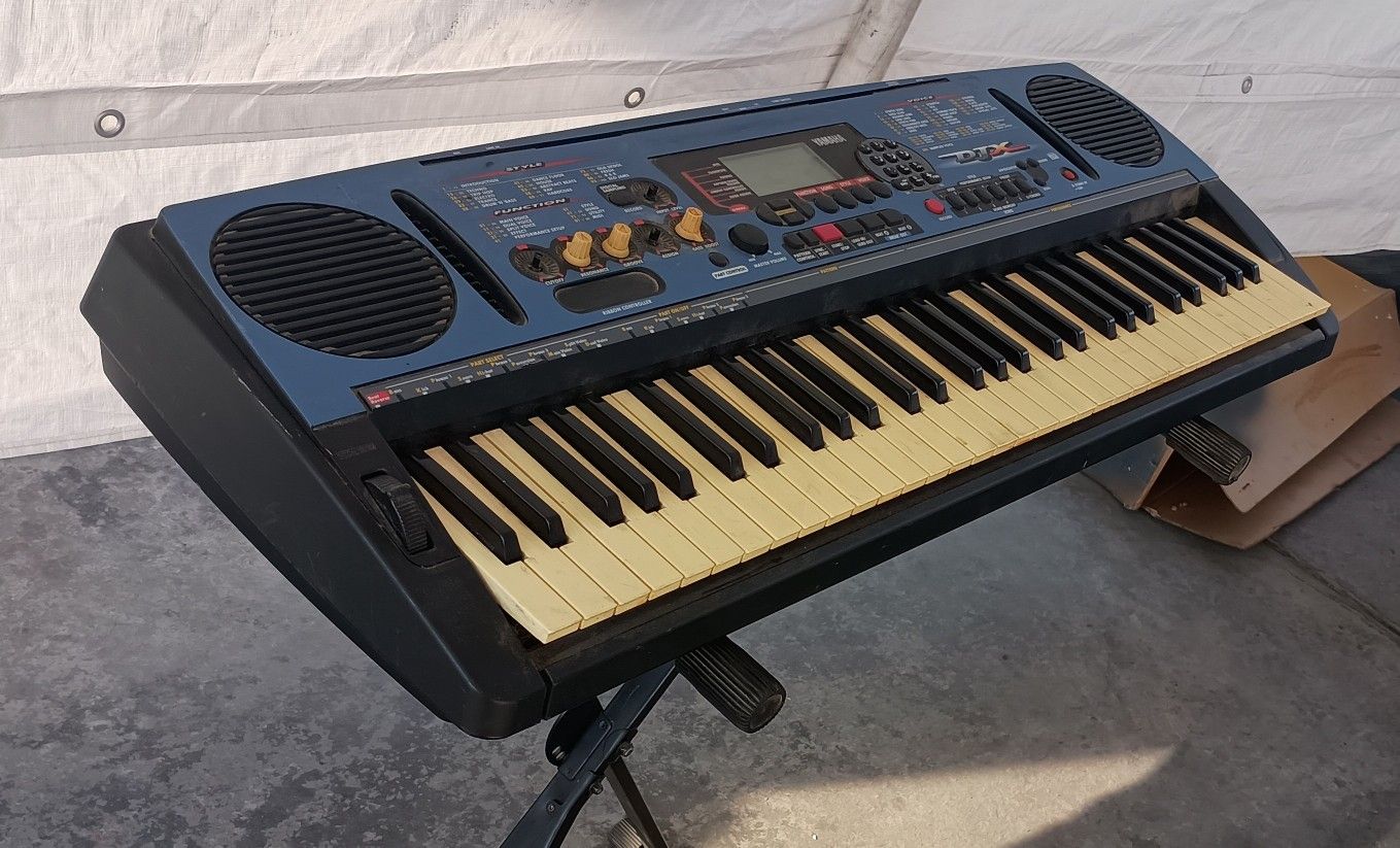 Yamaha DJX Keyboard Complete With Stand for Sale in Los Angeles, CA ...