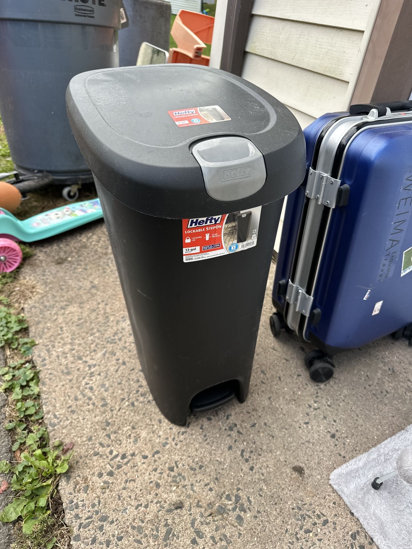 Hefty 12-Gallon Step Garbage Can for Sale in South Windsor, CT - OfferUp