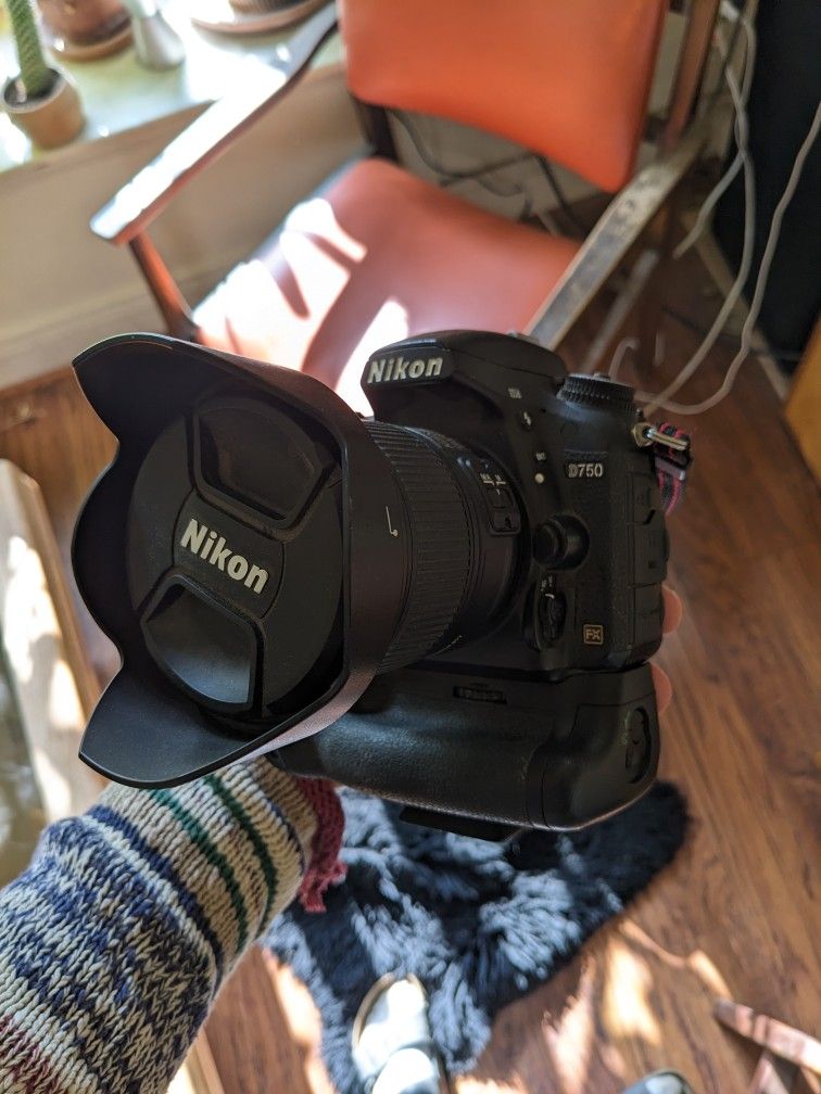 Nikon D750 + Grip for Sale in Los Angeles, CA - OfferUp