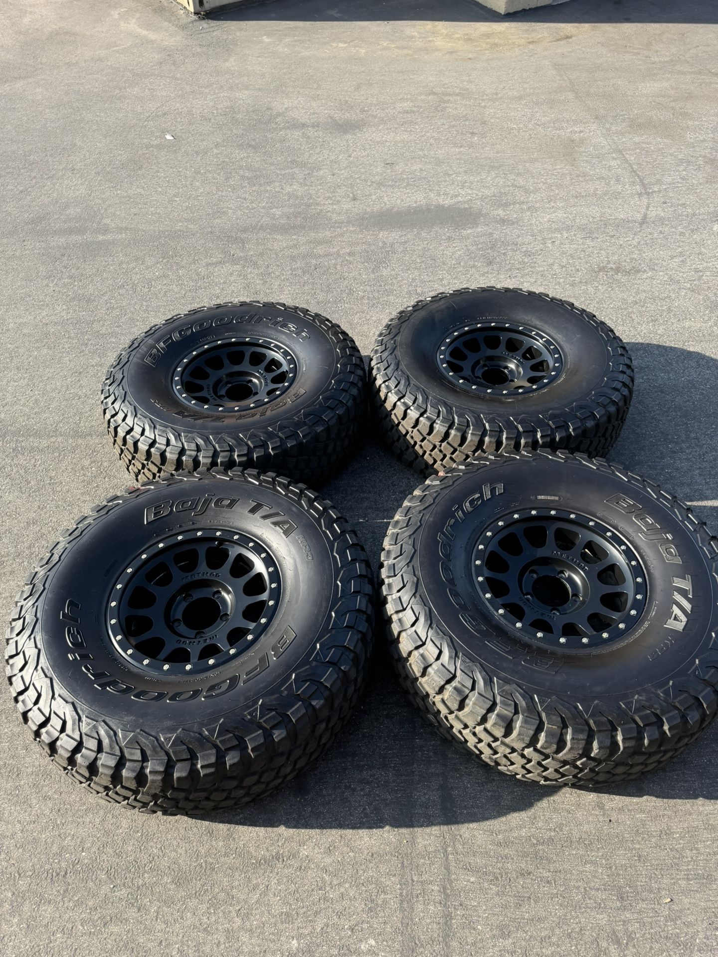5x5.5 Ram Bronco Dana 17” Method MR305 Wheels With 40” BFGoodrich KR3 ...