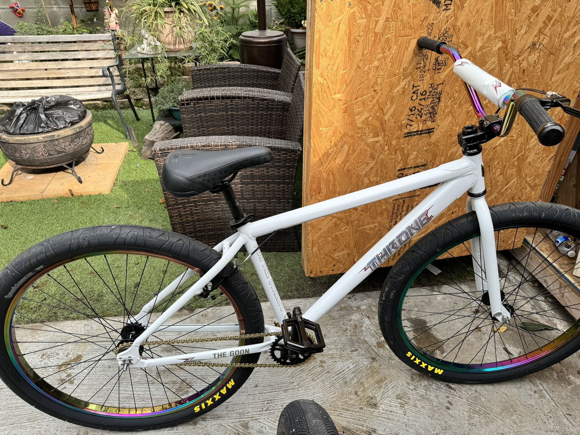 Throne White Oil Bike for Sale in Los Angeles, CA - OfferUp