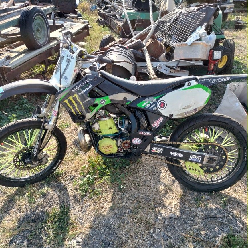 2001 KAWASAKI KX250. 2 STROKE DIRTBIKE BRAND NEW TOP AND BOTTOM REBUILD ...