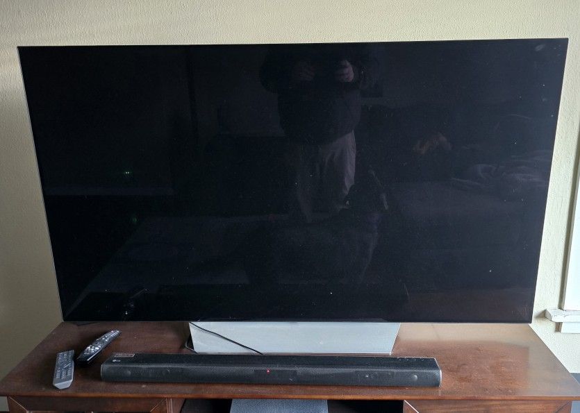65" Inch LG OLED TV for Sale in Tacoma, WA - OfferUp