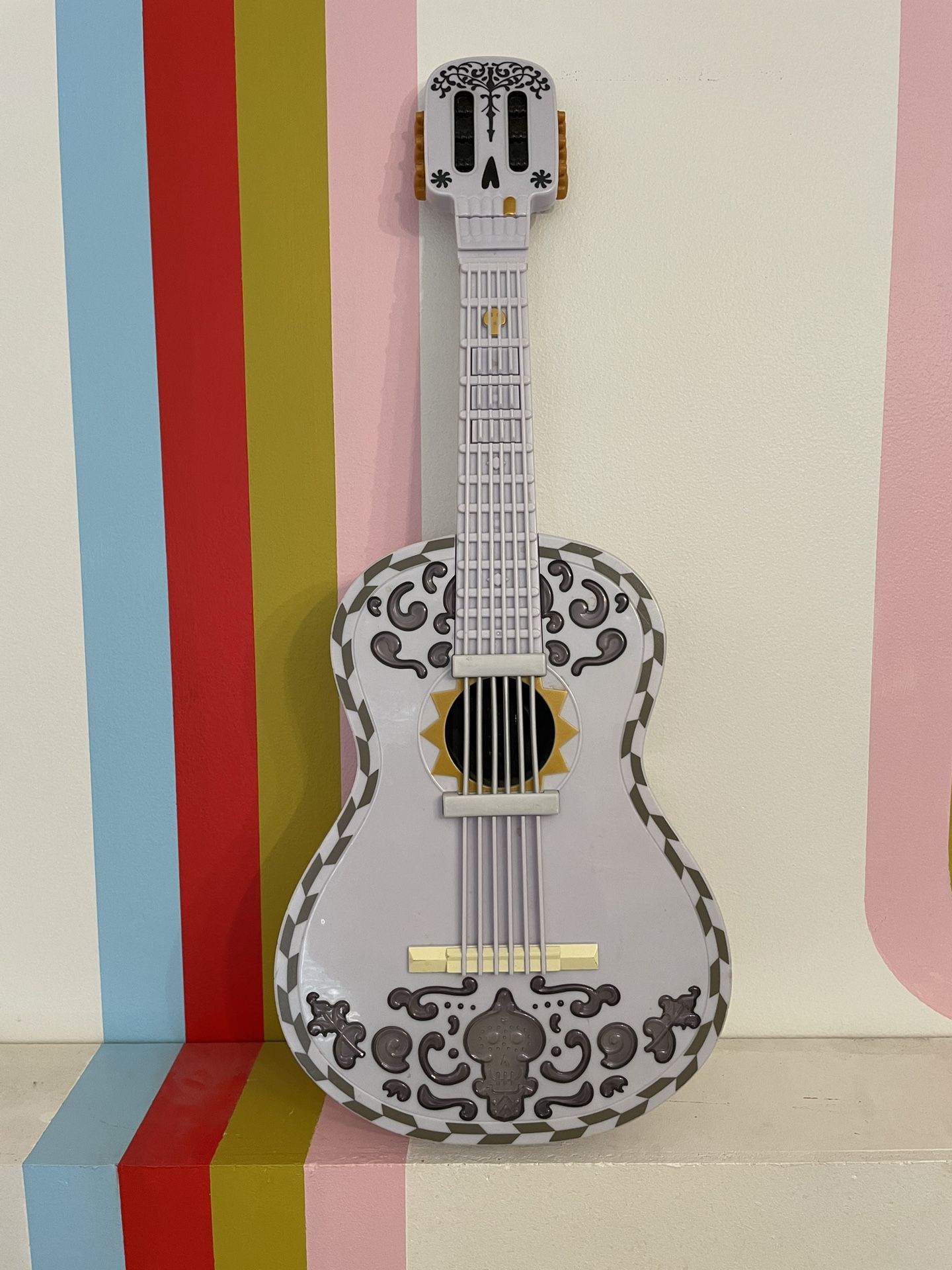 Coco Guitar Electronic for Sale in Rancho Cucamonga, CA - OfferUp
