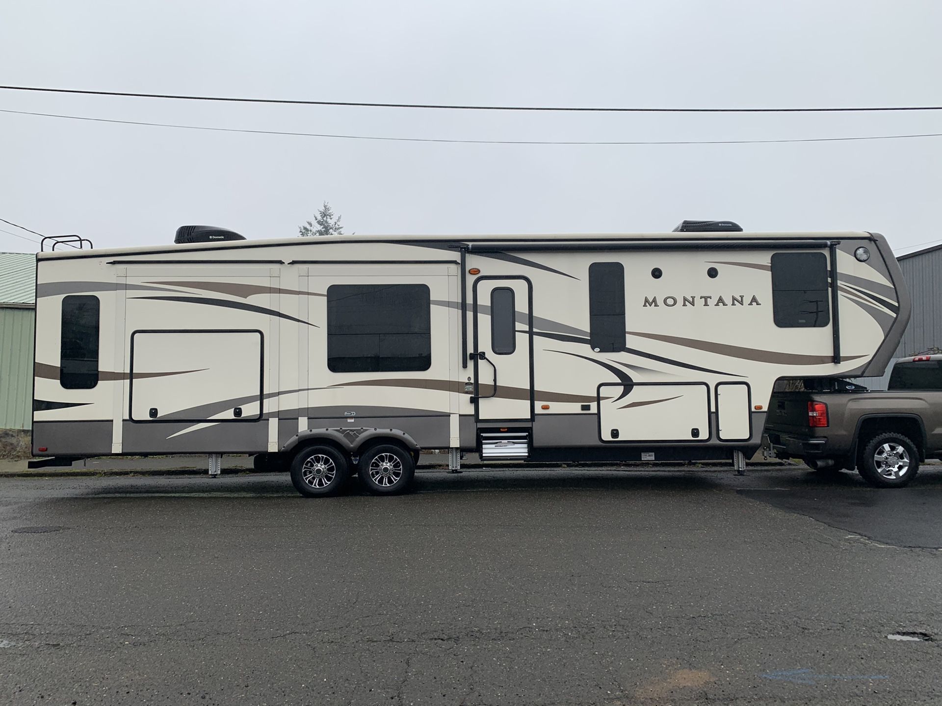 2017 Montana Luxury 5th wheel 39ft -5 slides -outdoor tv/fridge -sleeps ...