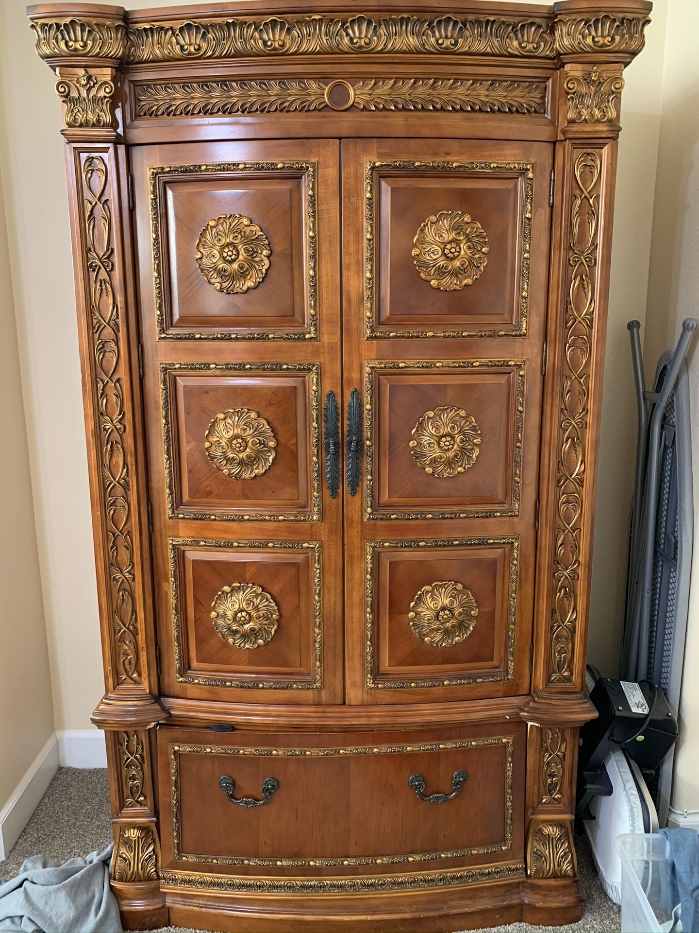 Pulaski Royale Bedroom Set King/CalKing for Sale in Elk Grove, CA - OfferUp