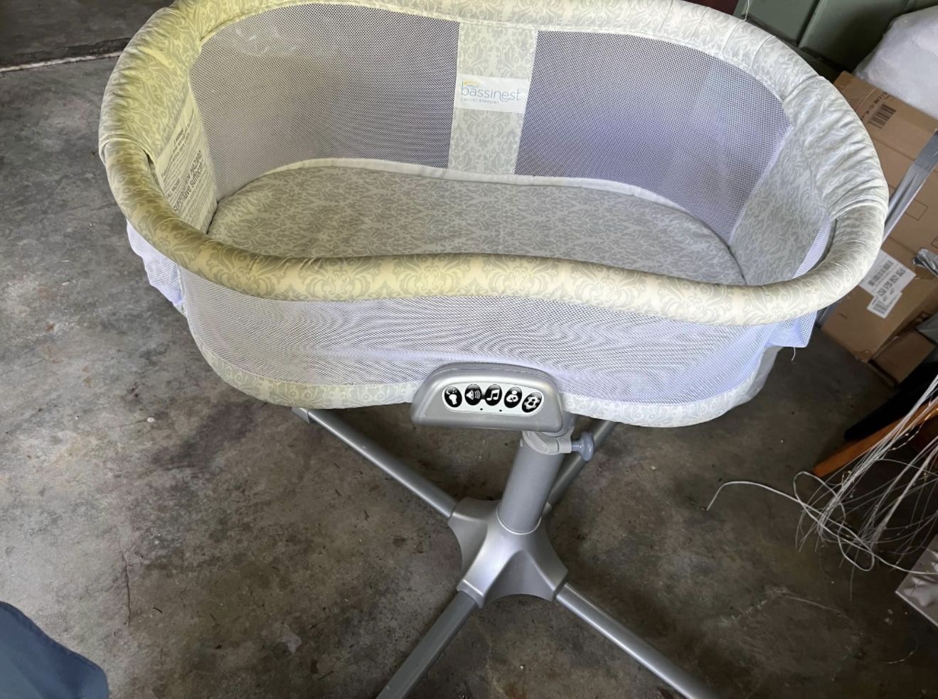 Halo swivel Bassinet for Sale in Tacoma, WA - OfferUp