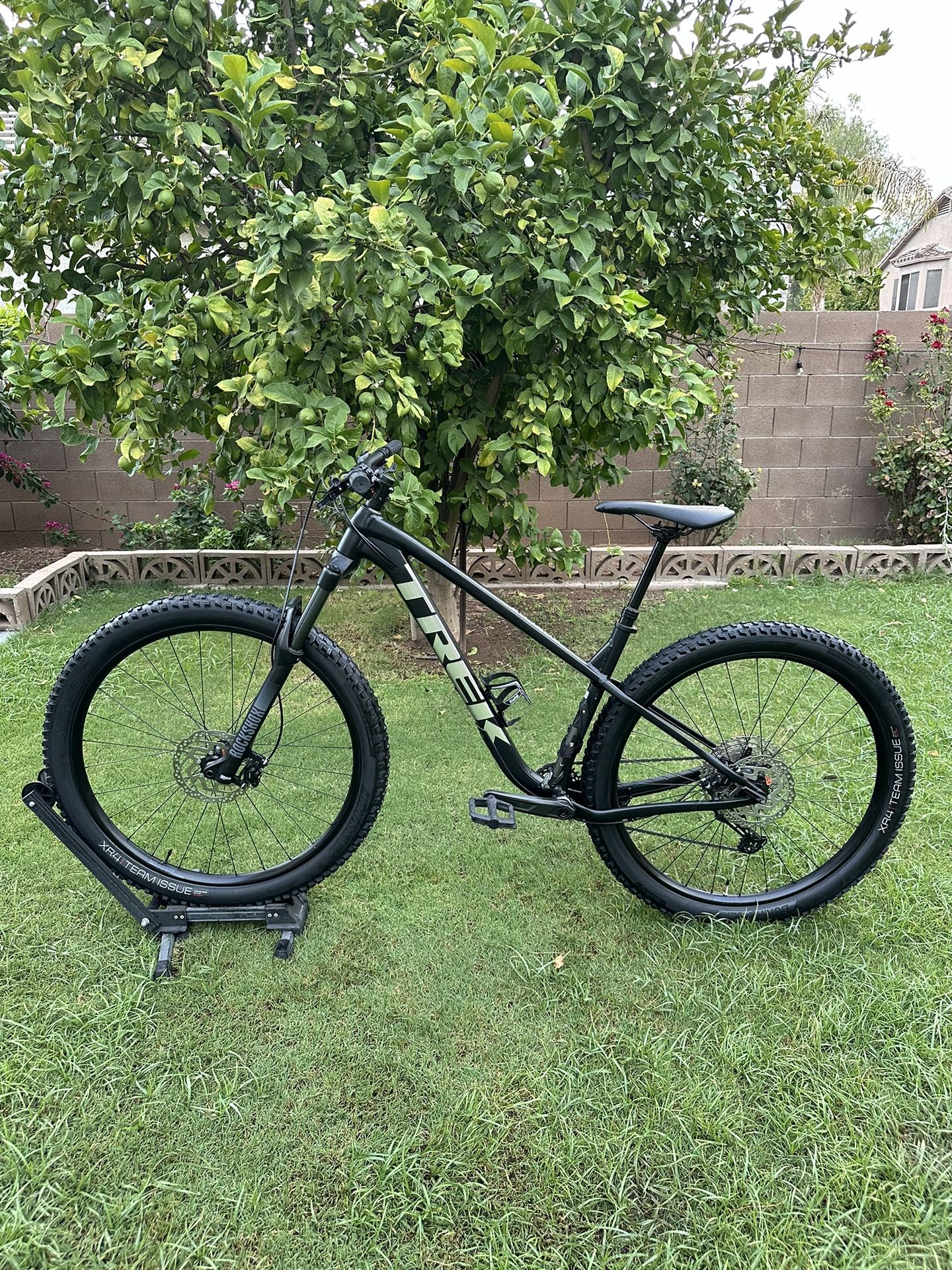 TREK ROSCOE 7, 29X2.6 MOUNTAIN BIKE, 12X1 SPEED, MEDIUM/LARGE ALUMINUM ...