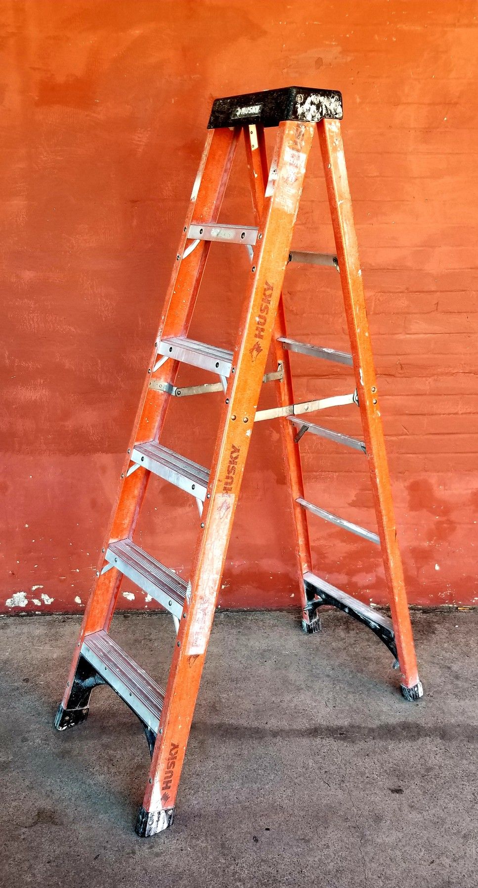 6 ft husky fiberglass step ladder. Very sturdy! for Sale in San Antonio ...