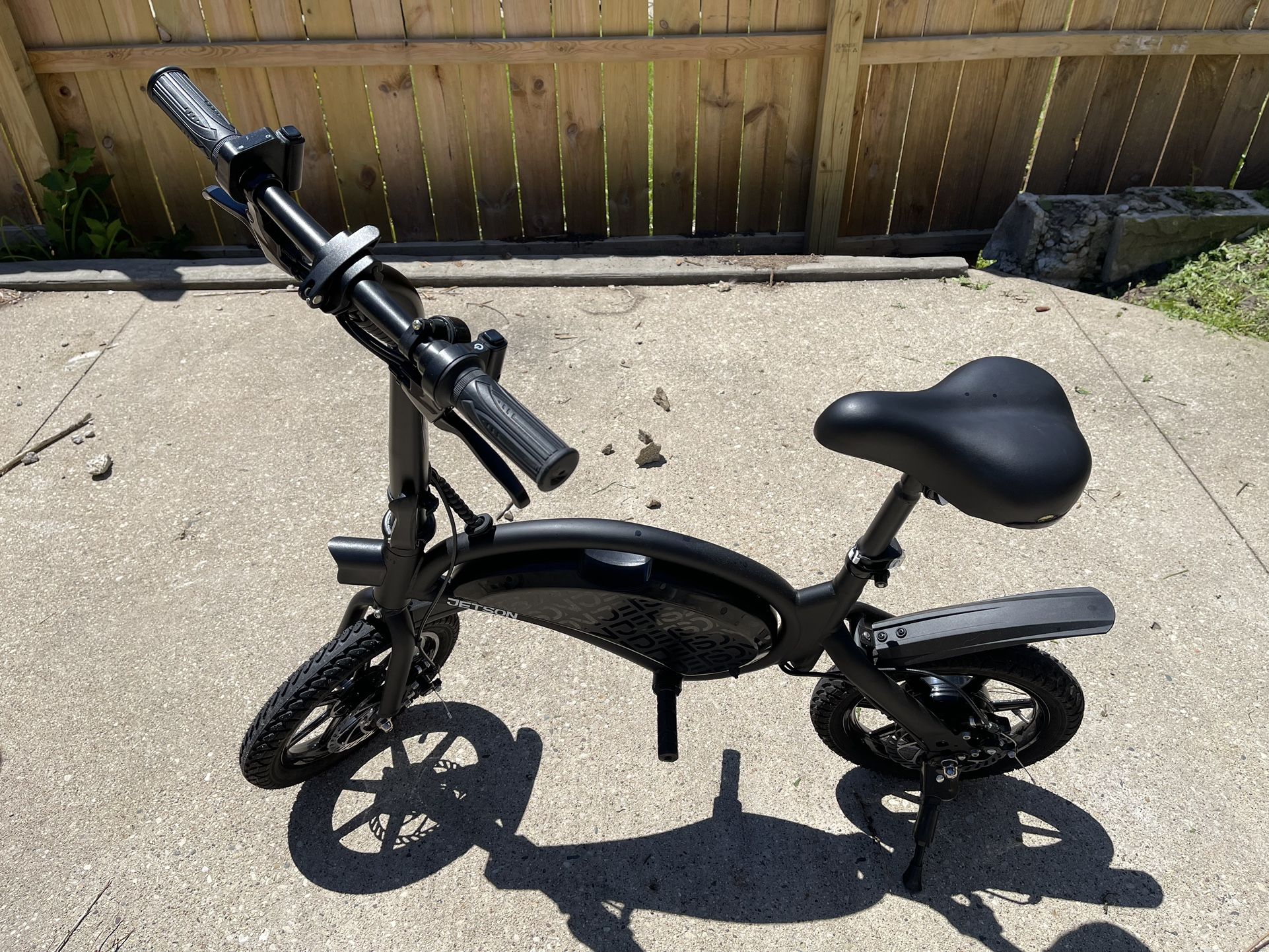Jetson Bolt Folding Electric Ride-On Bike for Sale in Milwaukee, WI ...