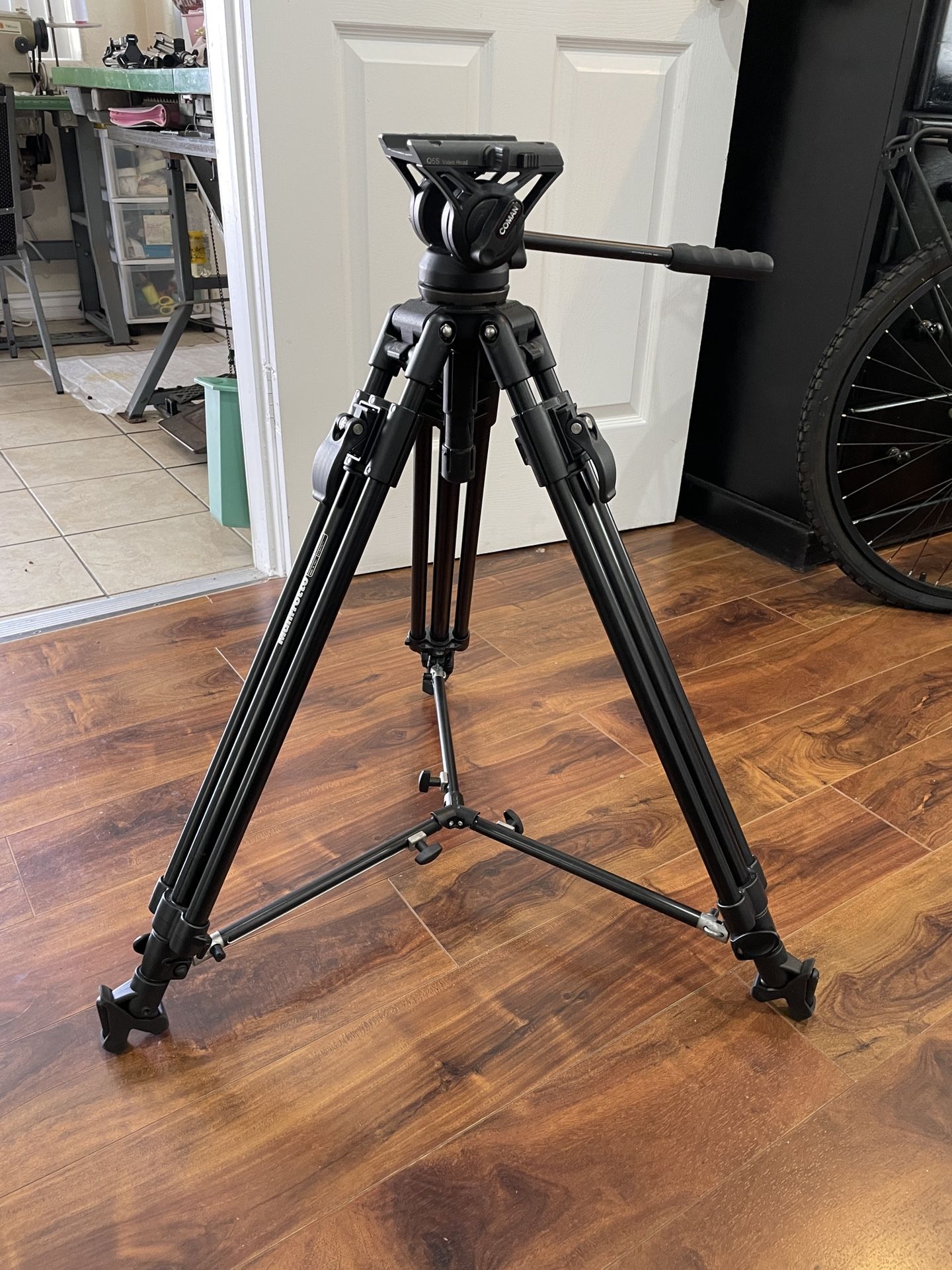 Manfrotto Heavy Duty Tripod for Sale in Cty Of Cmmrce, CA - OfferUp