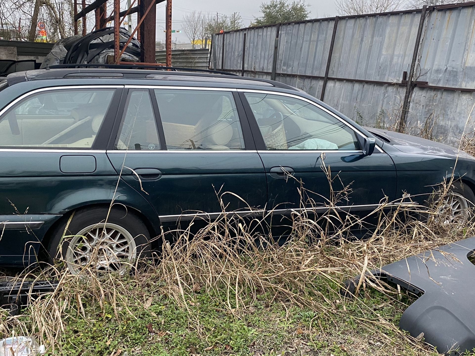 BMW 528 I Green in color for Sale in Houston, TX - OfferUp