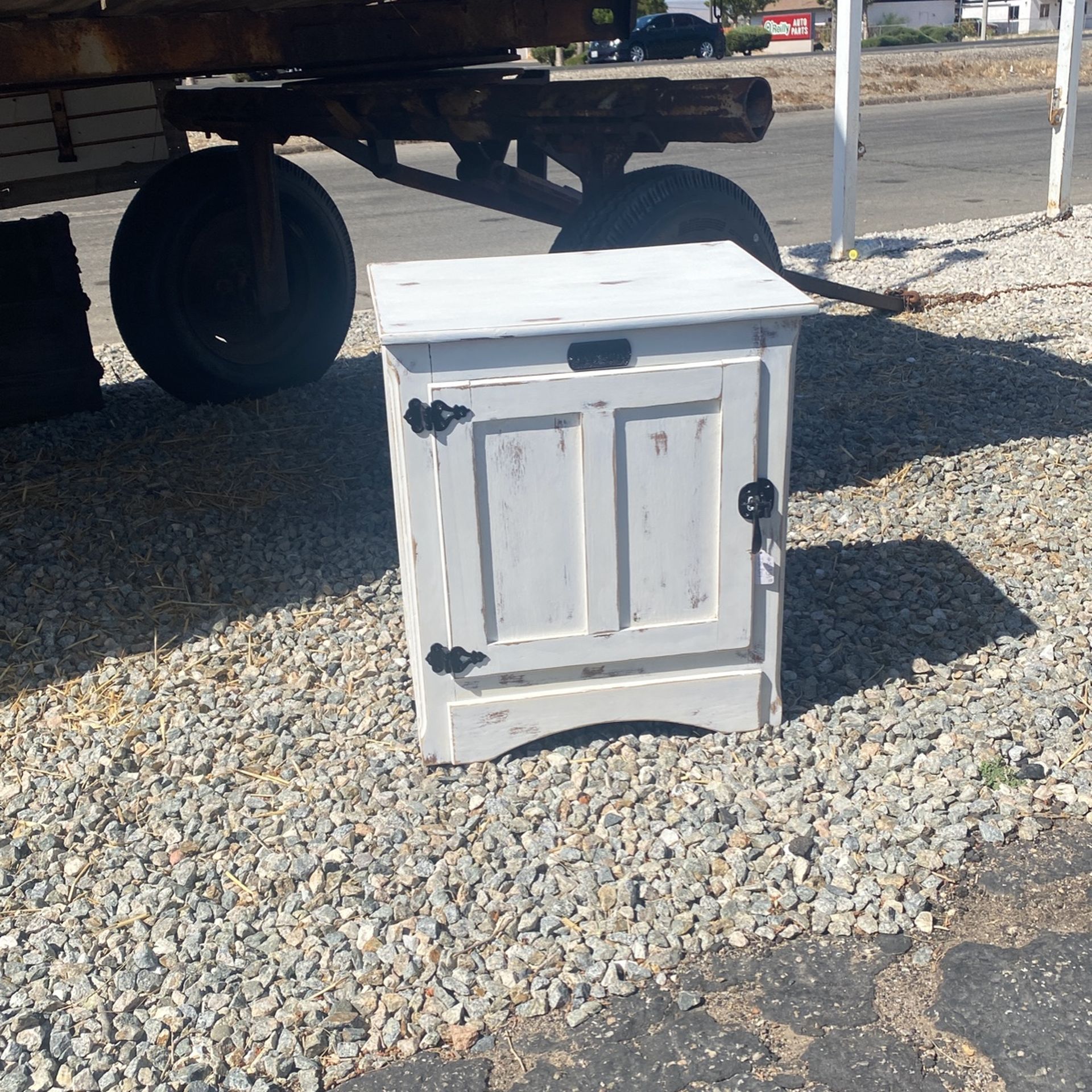 Ice Box Table for Sale in Hesperia, CA - OfferUp