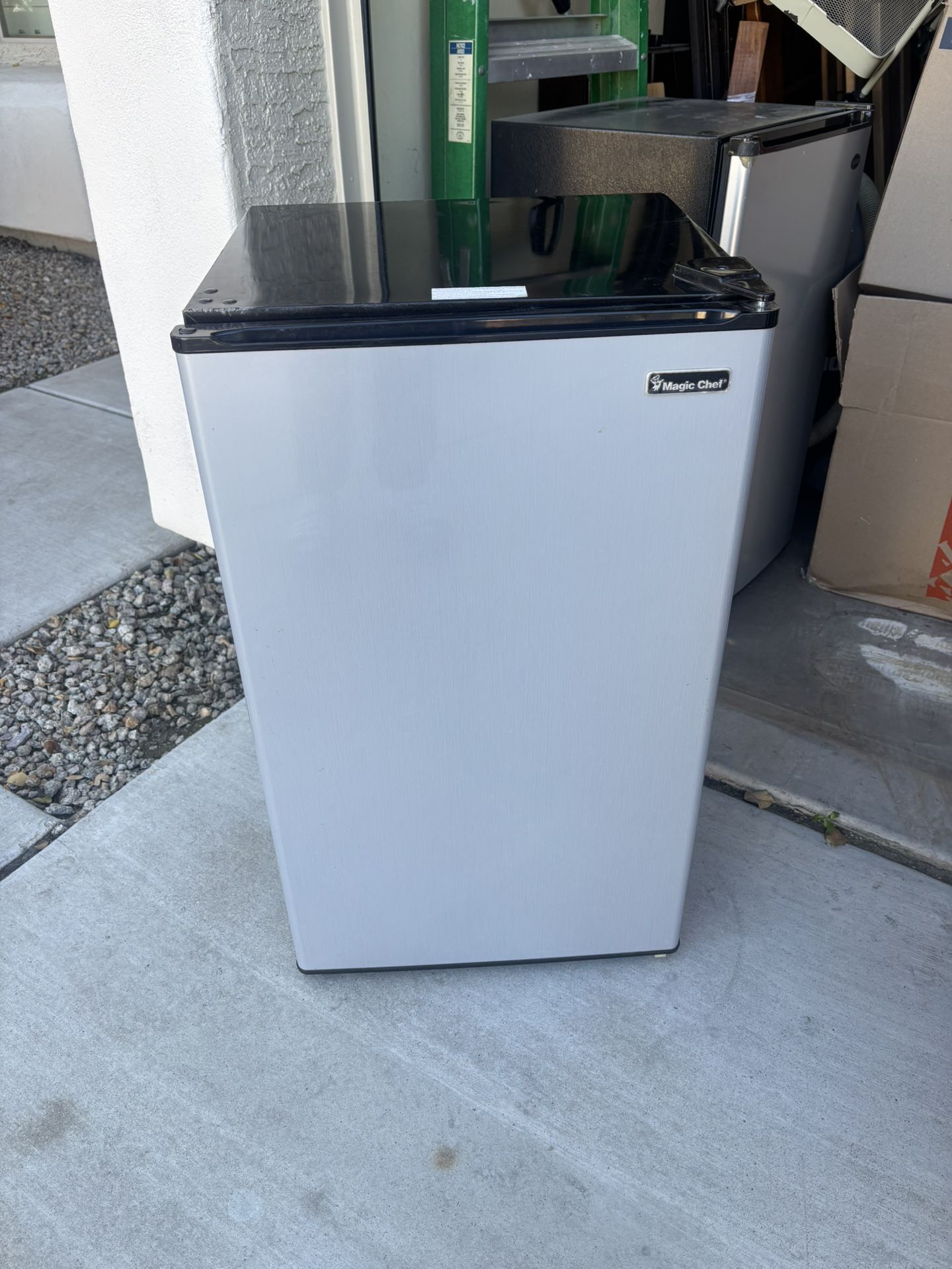 Magic Chef Mini Fridge for Sale in Glendale, AZ - OfferUp