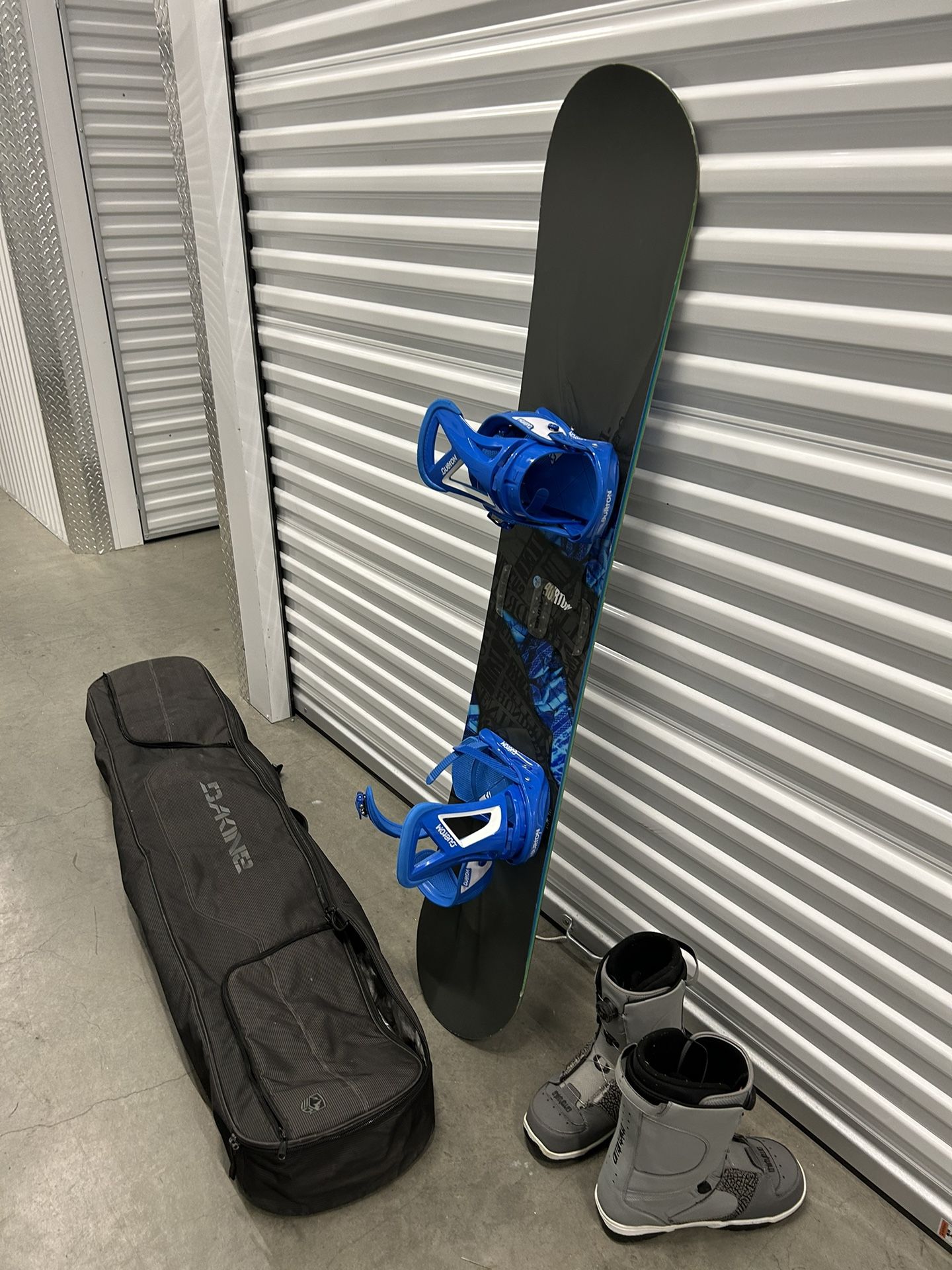 Men’s Burton Blue 64snowboard/bindings/boots(13)/Dakine Insulated Bag ...