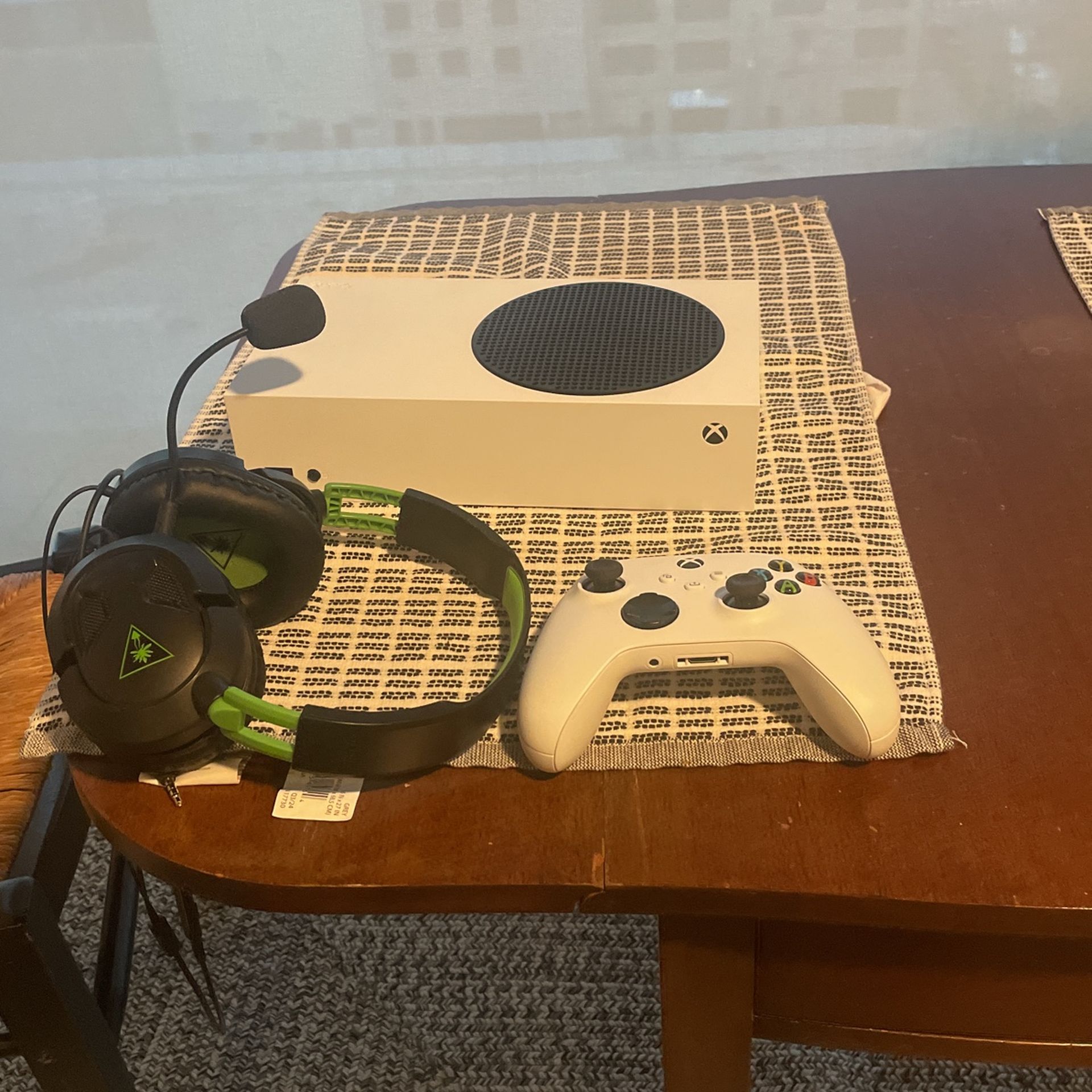 Xbox Series S With Controller And Headset for Sale in Chicago, IL - OfferUp