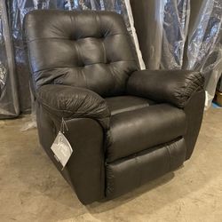 NEW ASHLEY Fallston Manual Recliner Armchair for Sale in Auburn WA OfferUp