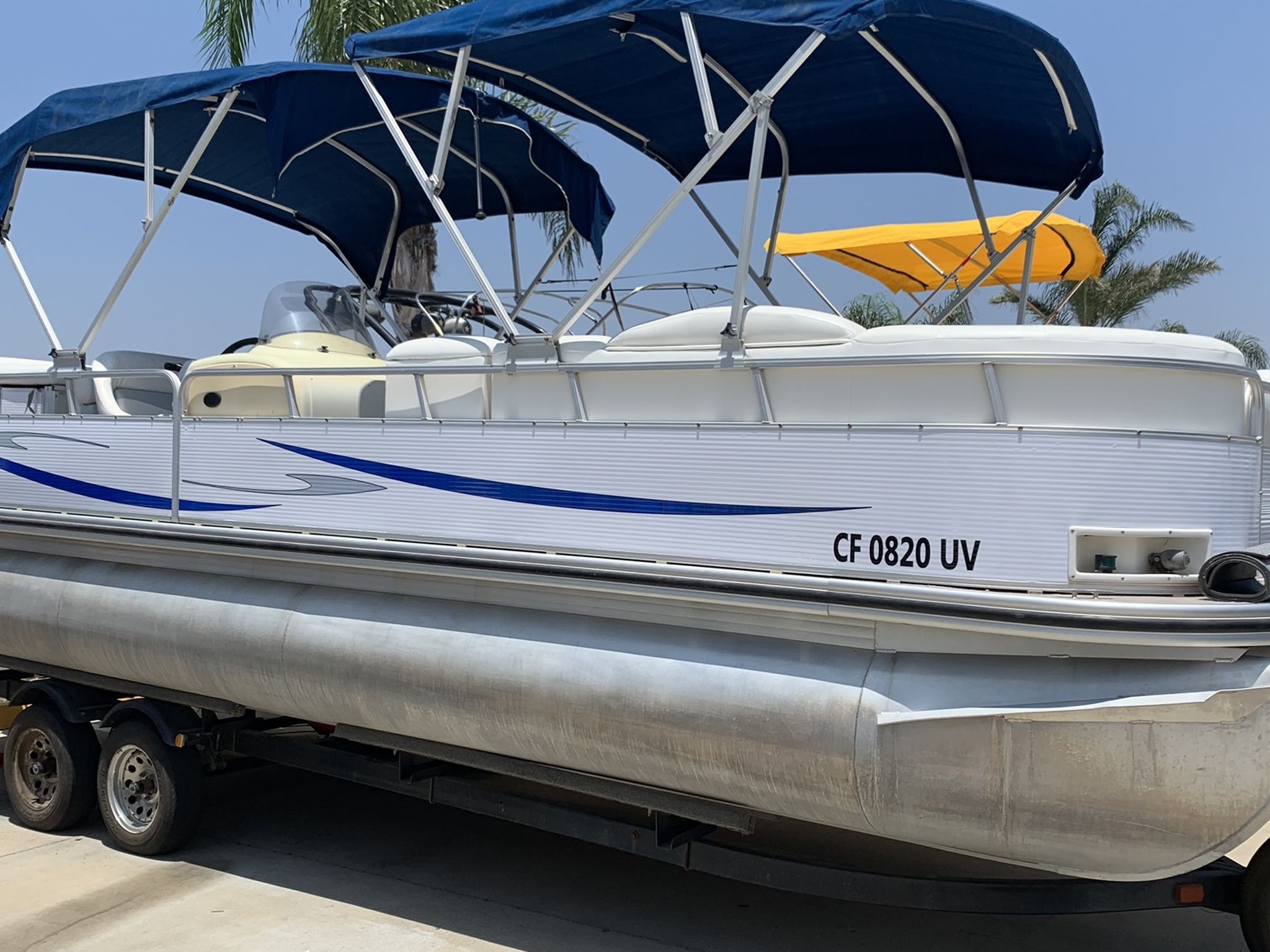 25 Ft Lowe Tritoon for Sale in Apple Valley, CA - OfferUp