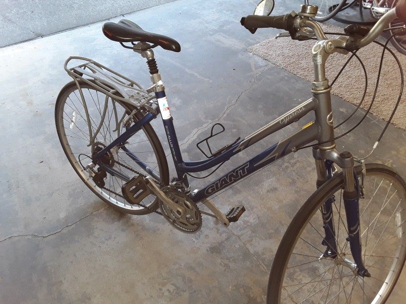 Womens Giant Cypress Hybrid Bike Bicycle for Sale in Edgewood, WA - OfferUp