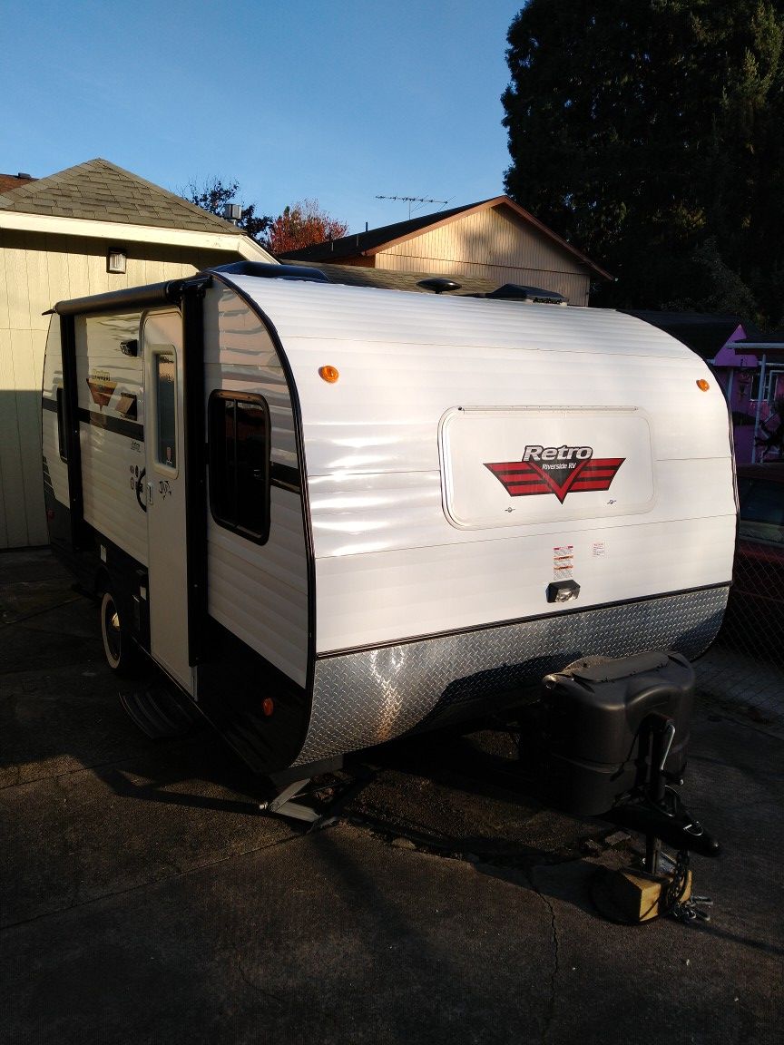2018 RETRO Travel Trailer. 17 foot. Camper. for Sale in Salem, OR - OfferUp