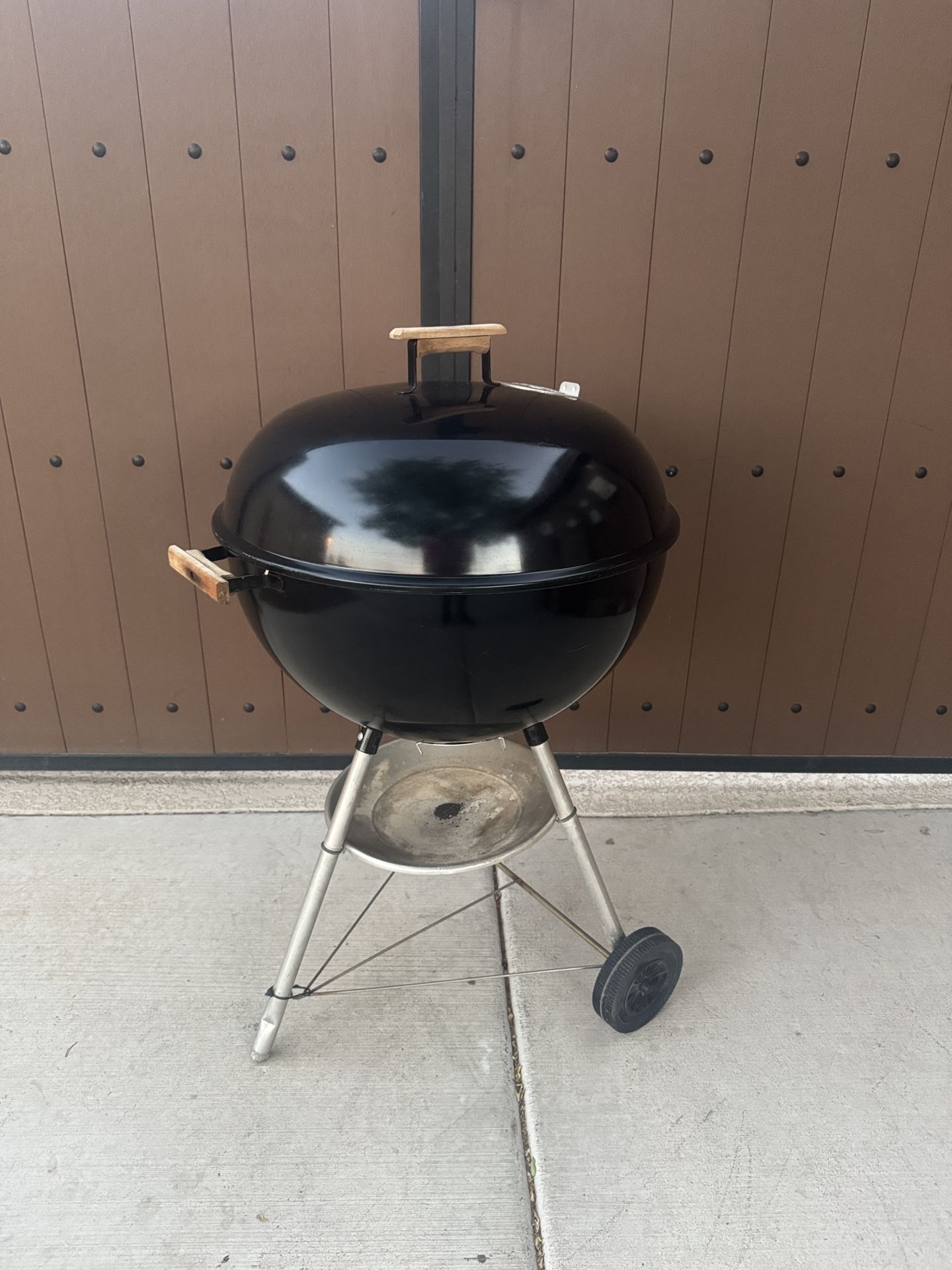 Weber 22 Inch Kettle - $50 OBO for Sale in Chandler, AZ - OfferUp