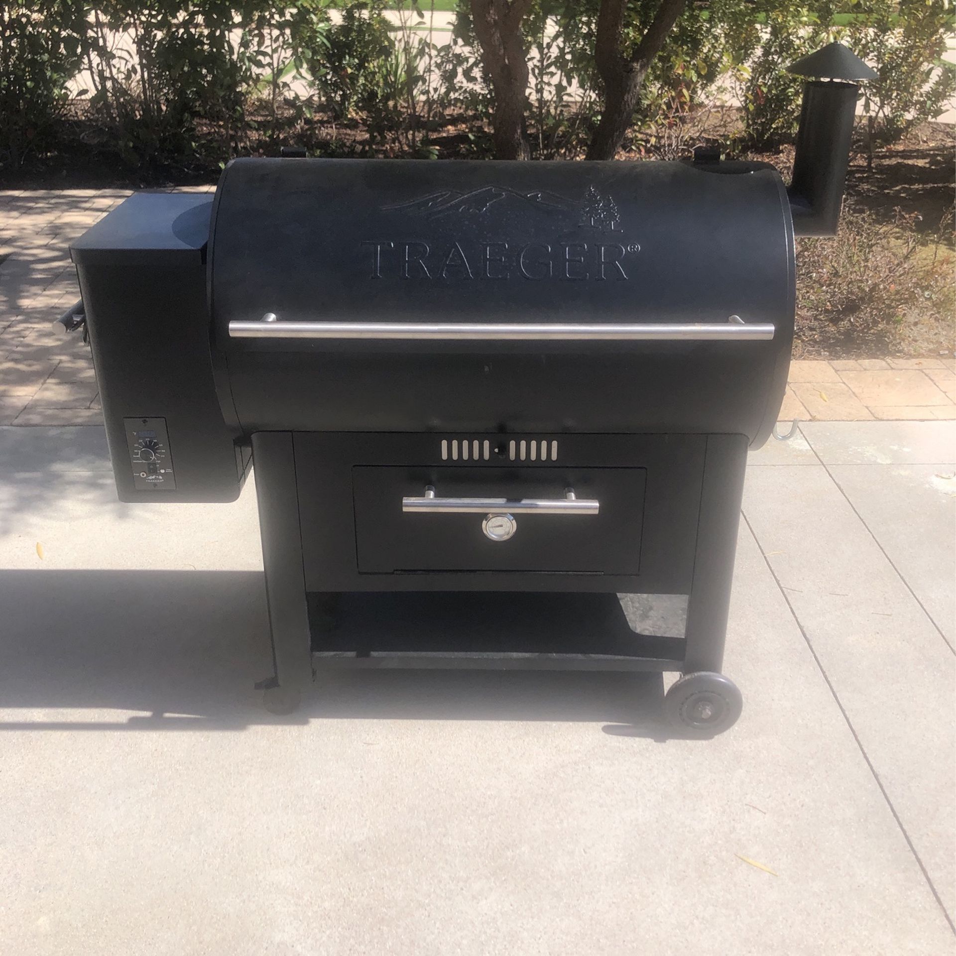 Traeger Pellet Grill Model TFB88PLD for Sale in Rancho Santa Margarita ...