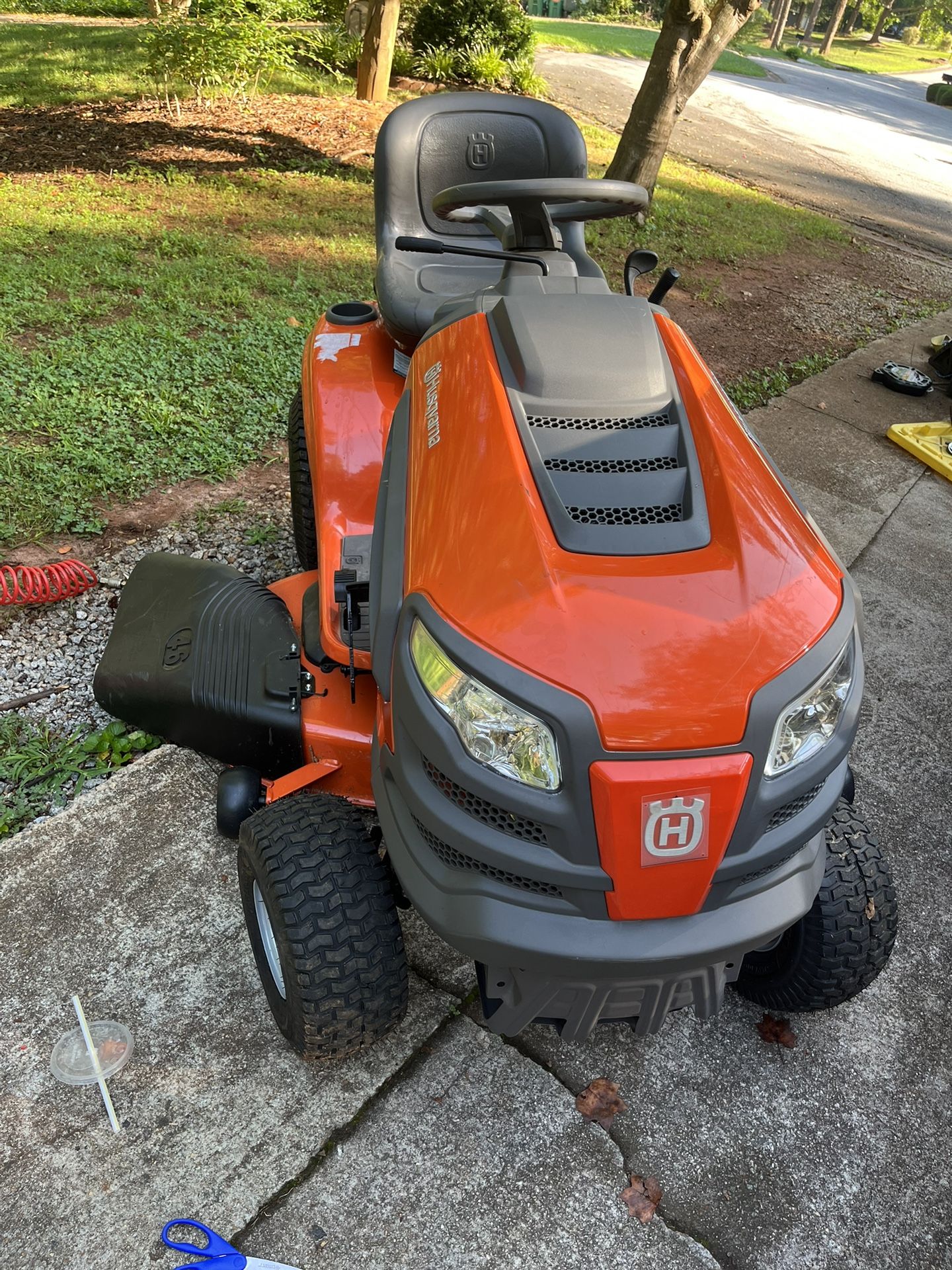 Husqvarna YTH22V46 46-in 22-HP V-twin Riding Lawn Mower basically new 8 ...
