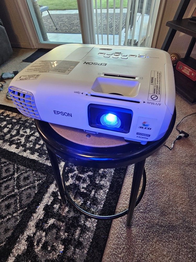 EPSON POWERLITE W29 HDMI PROJECTOR for Sale in Manteca, CA - OfferUp