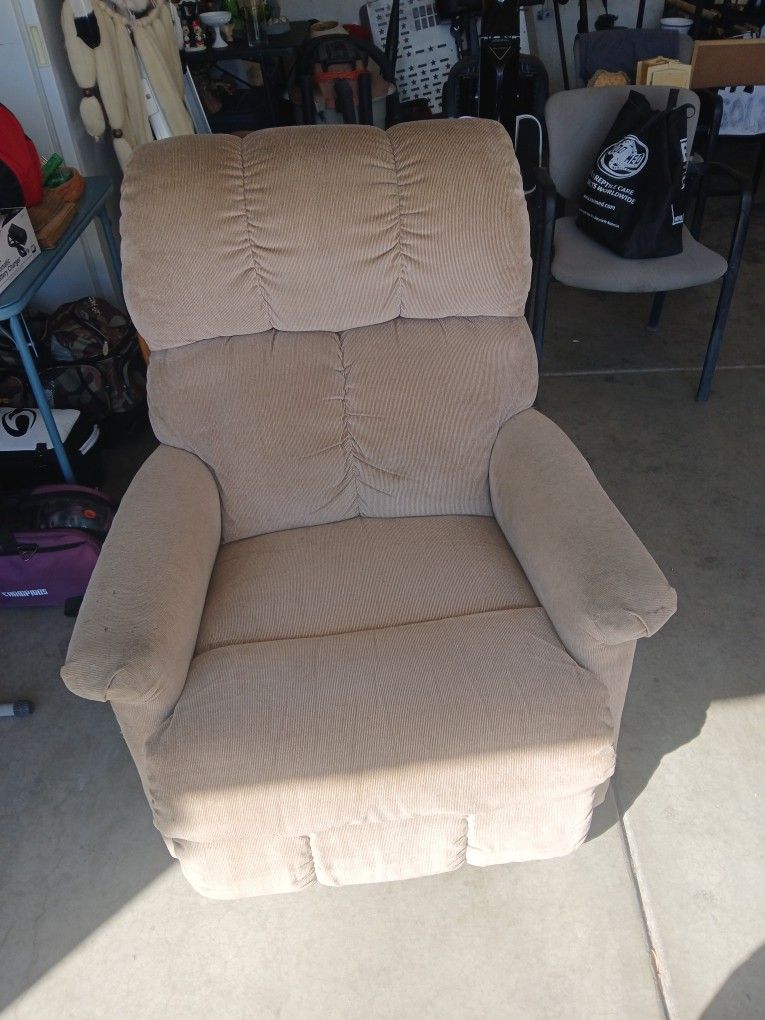 LAY-Z BOY RECLINER for Sale in Las Vegas, NV - OfferUp