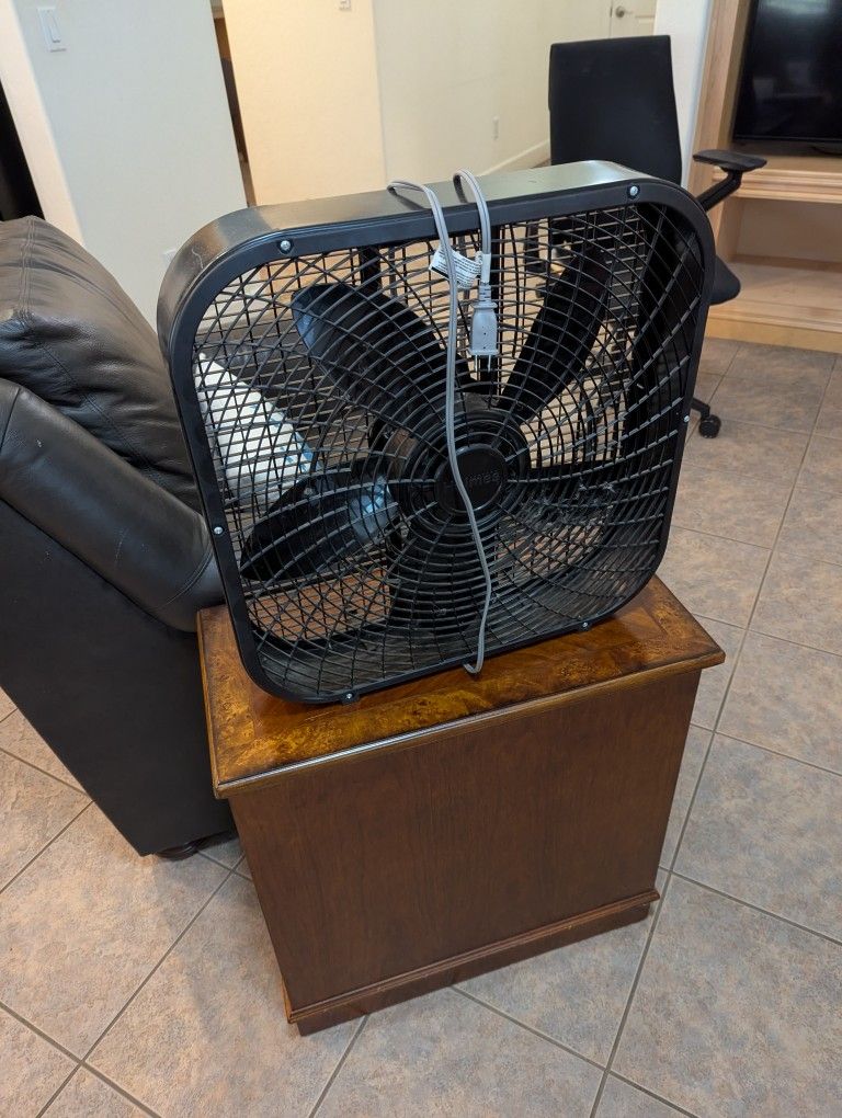 Holmes Box Fan for Sale in Visalia, CA - OfferUp